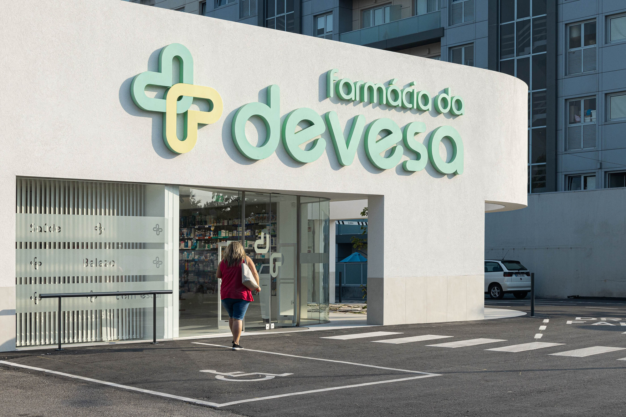 Gallery of Devesa Pharmacy / Tsou Arquitectos - 11