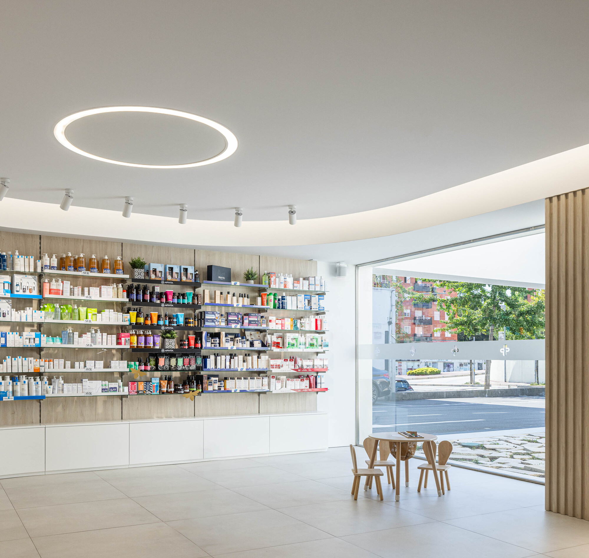 Gallery of Devesa Pharmacy / Tsou Arquitectos - 12