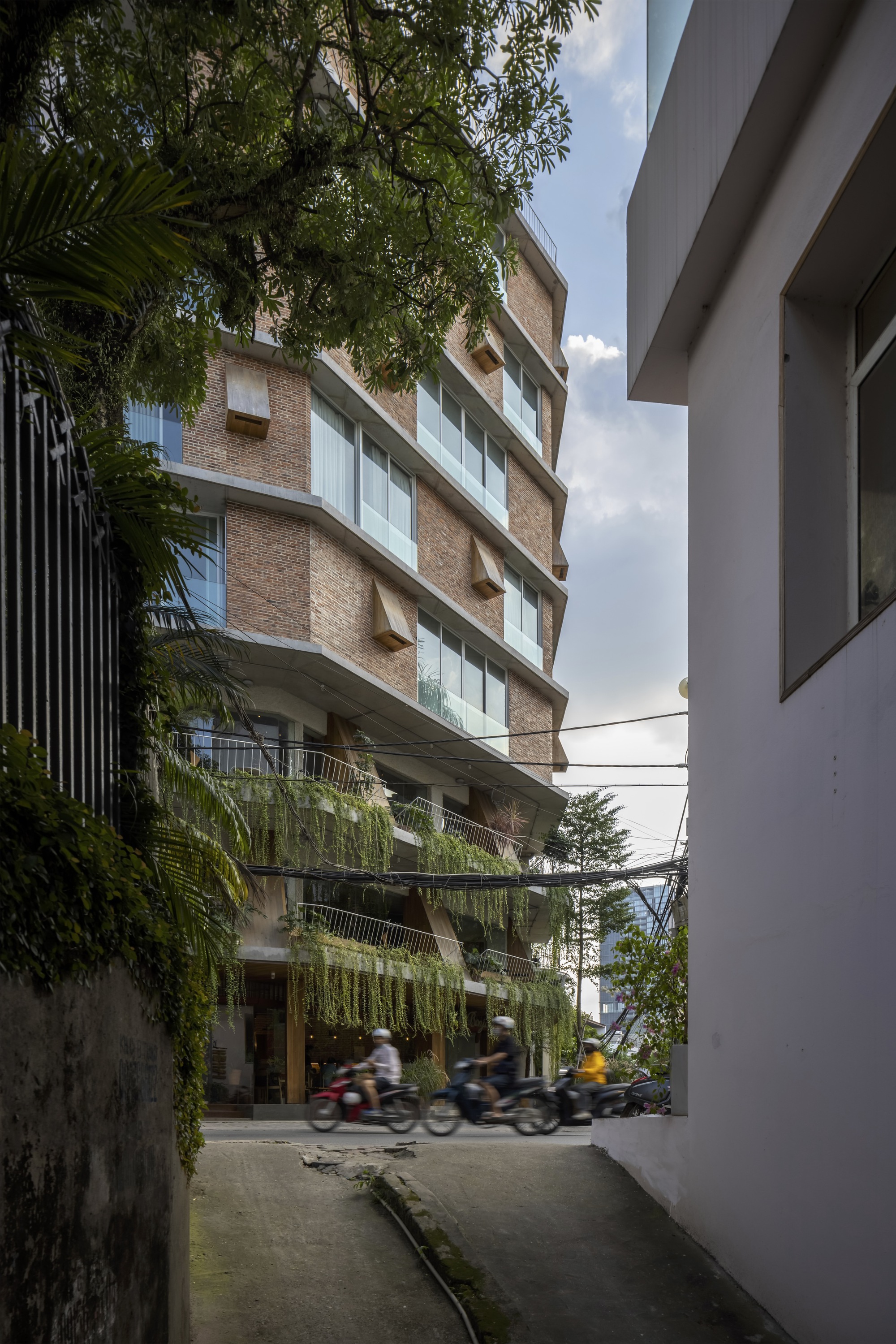 Gallery of TNV Coffee and Complex Building / Comma Studio - 6