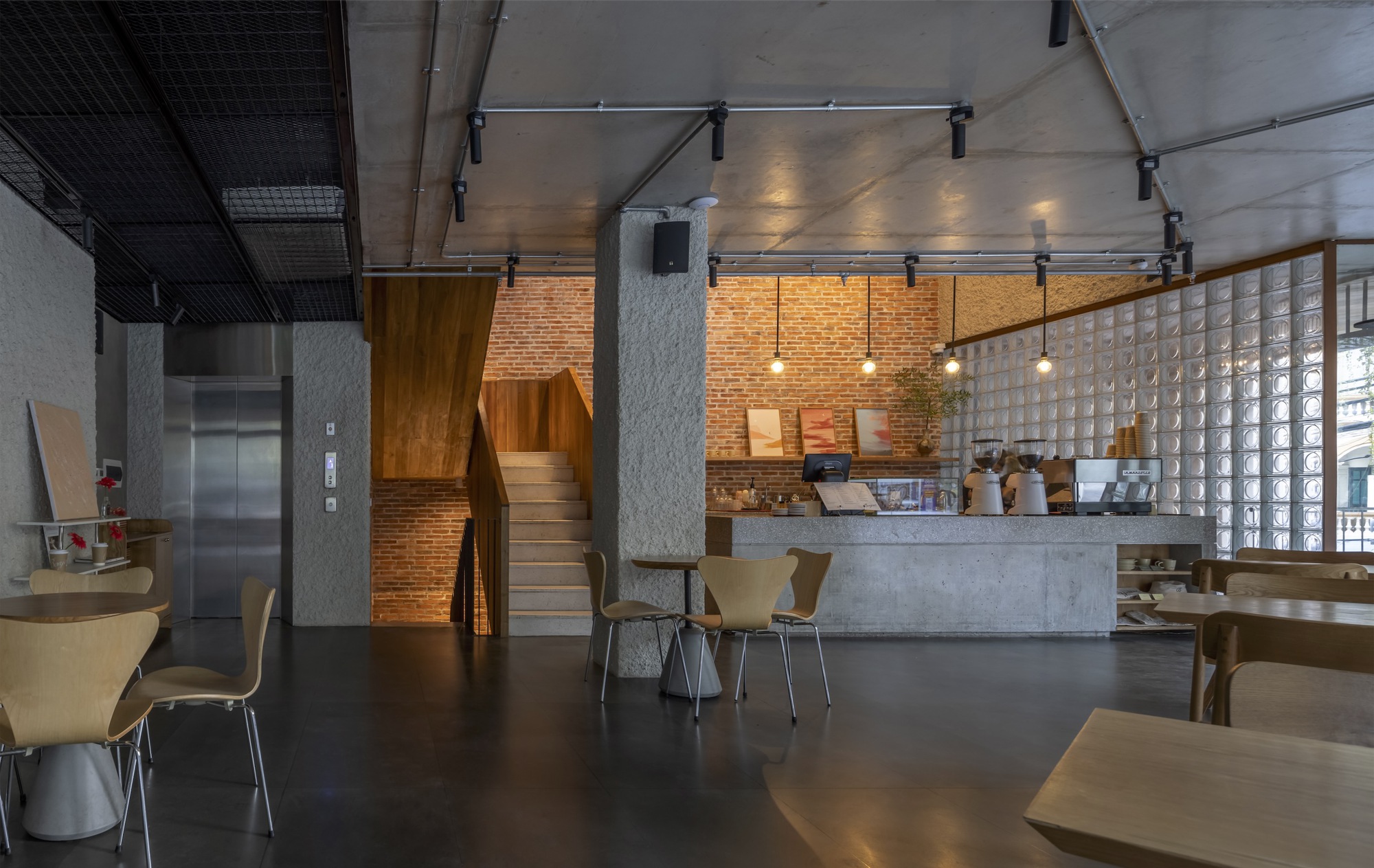 Gallery of TNV Coffee and Complex Building / Comma Studio - 10