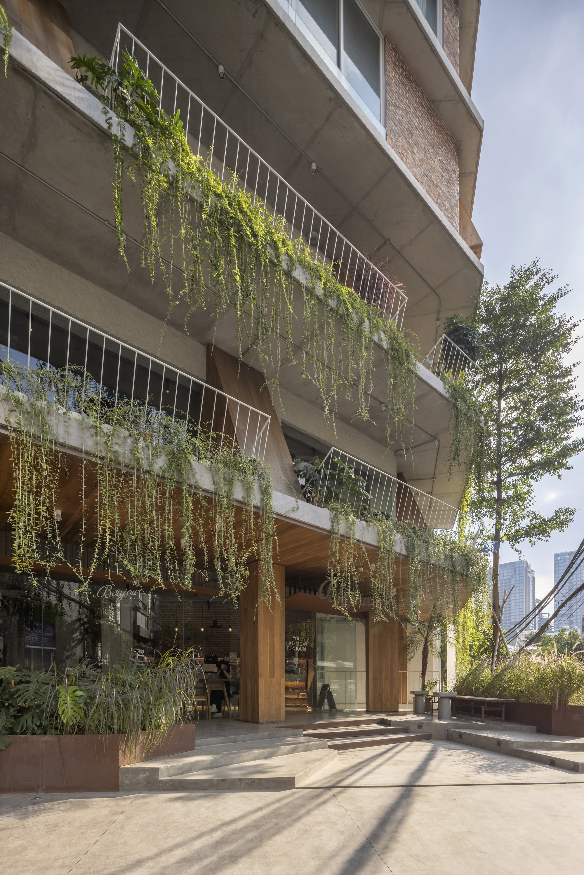 Gallery of TNV Coffee and Complex Building / Comma Studio - 9