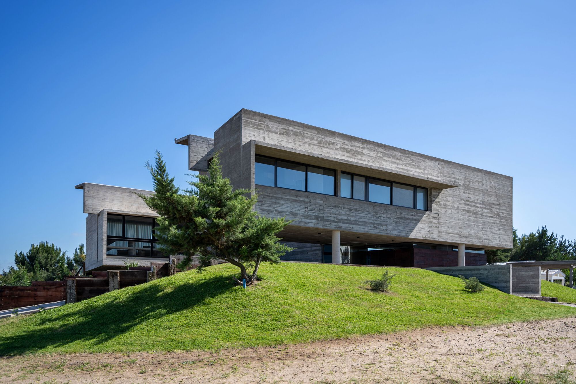 Gallery of La Marina House / Besonias Almeida Arquitectos - 14