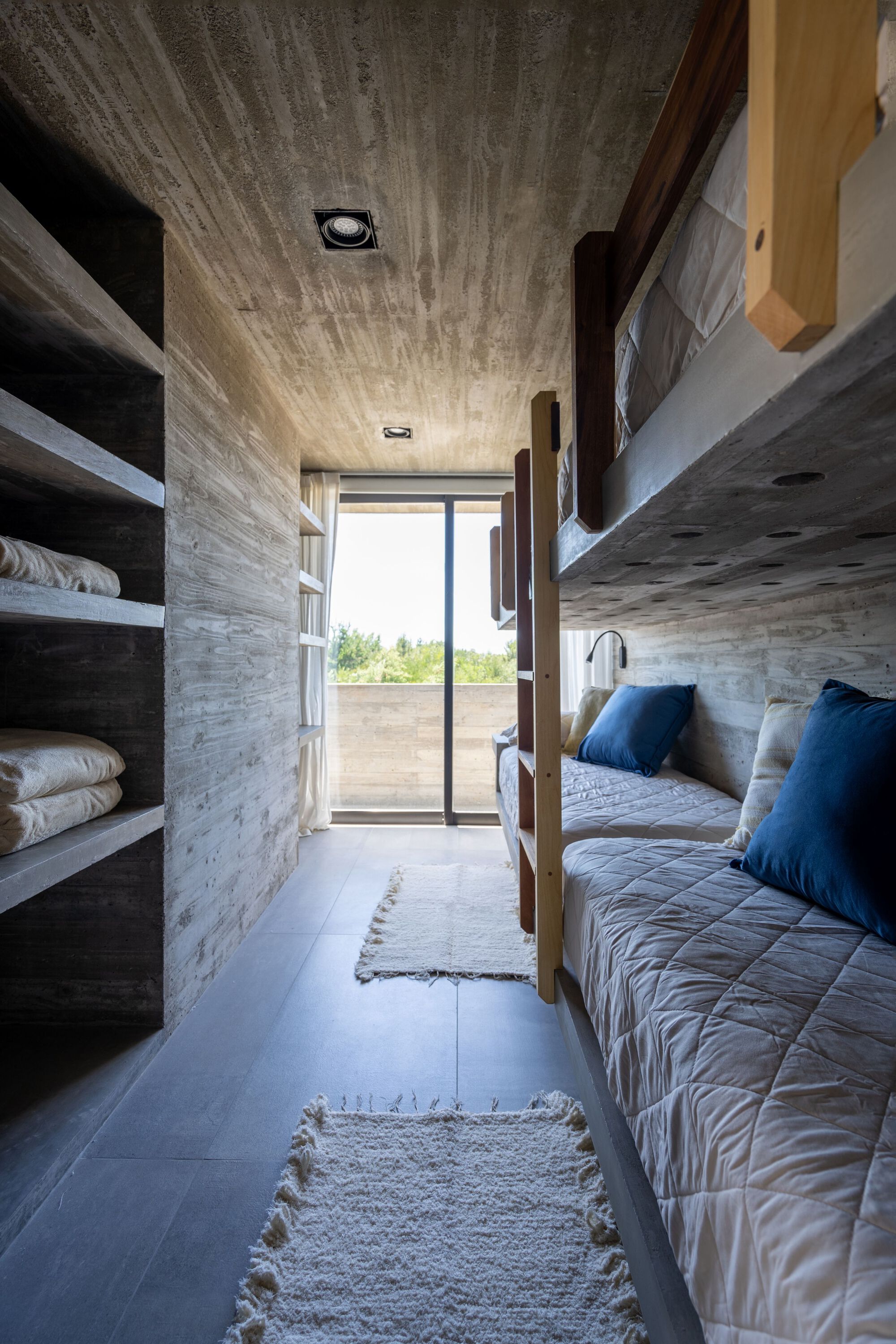 Gallery of La Marina House / Besonias Almeida Arquitectos - 19