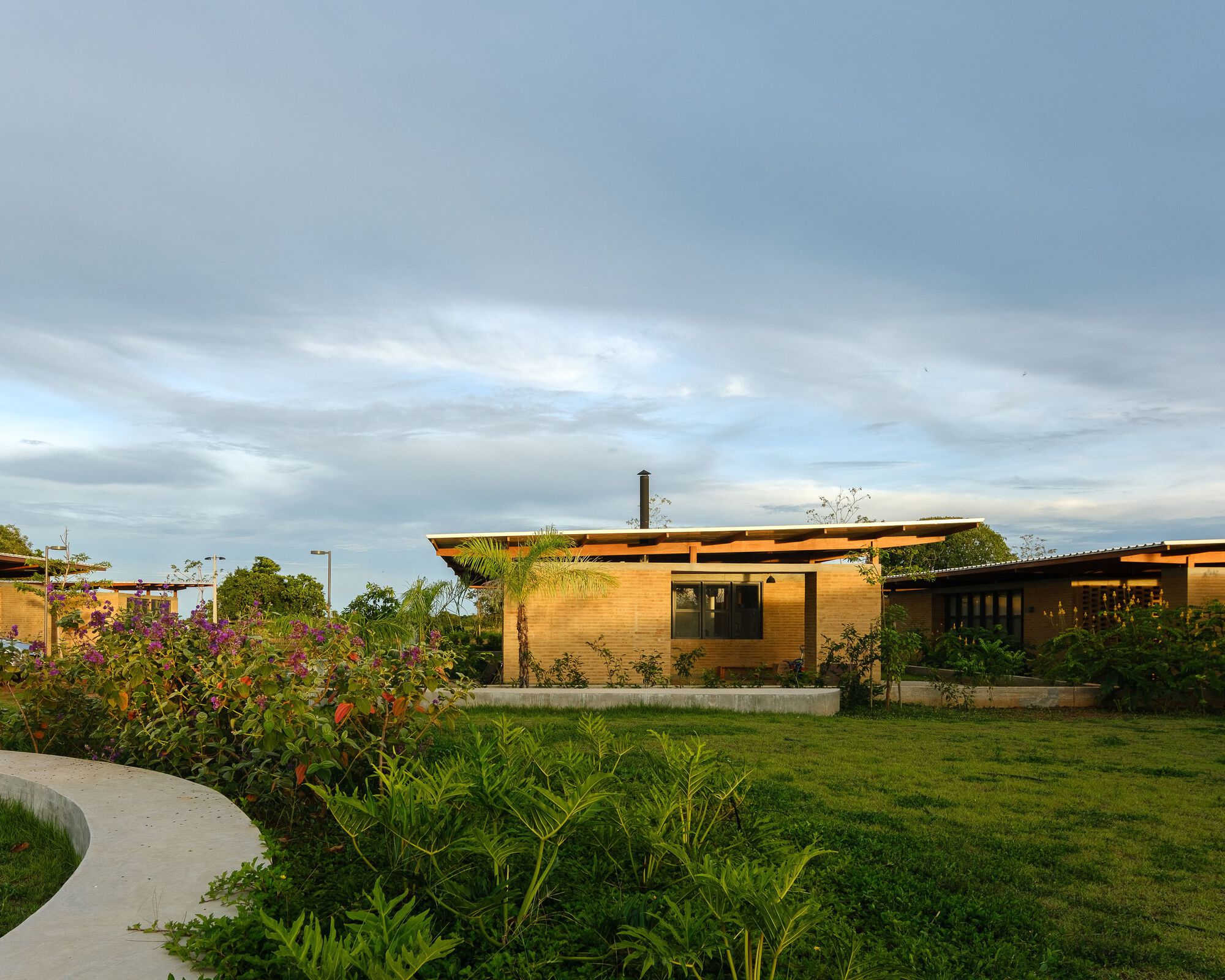 Gallery of Fazenda Canuanã School Staff Village / Rosenbaum + Terra e ...