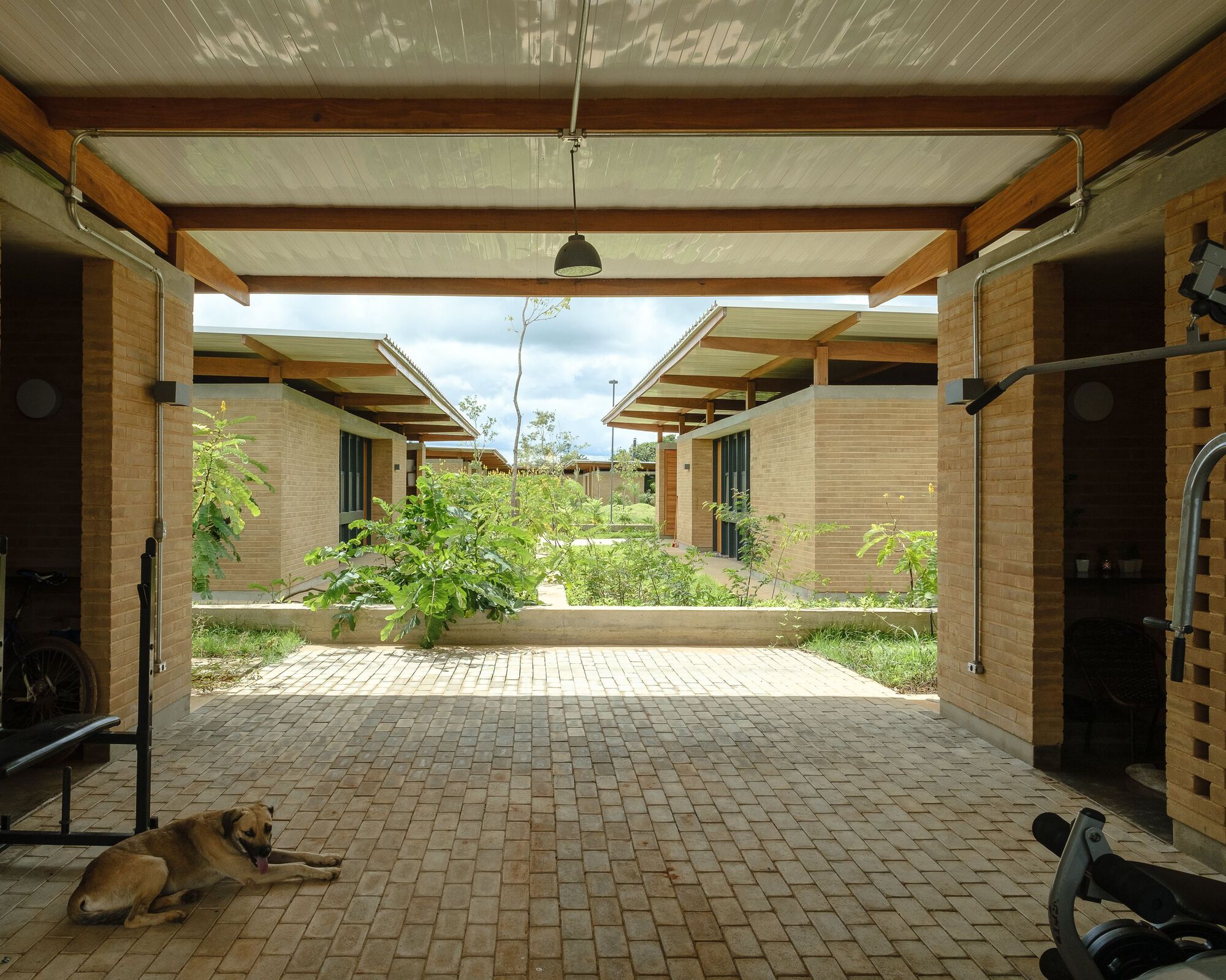 Gallery of Fazenda Canuanã School Staff Village / Rosenbaum + Terra e ...