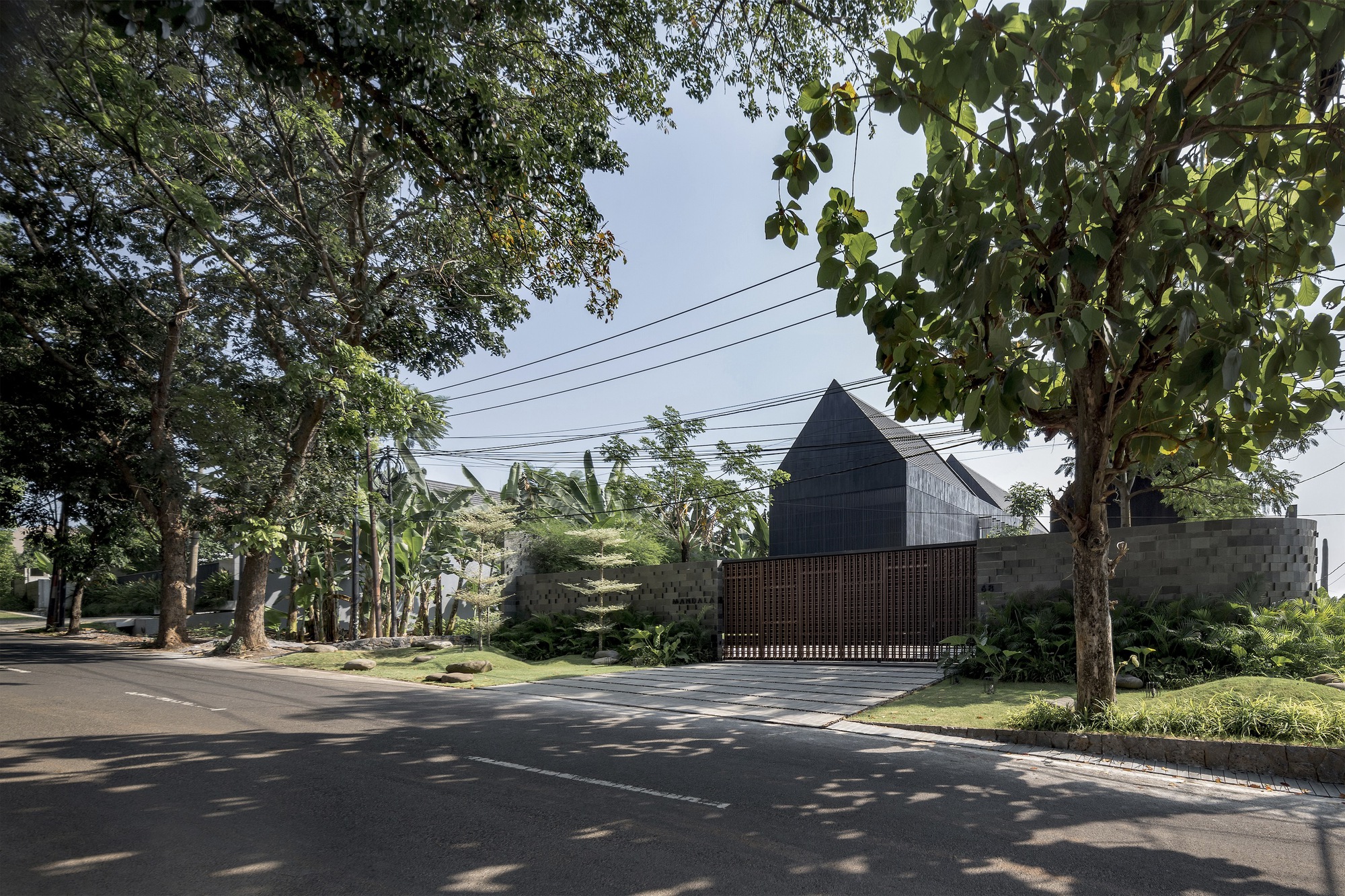 Gallery of Halo House / Tamara Wibowo Architects - 27