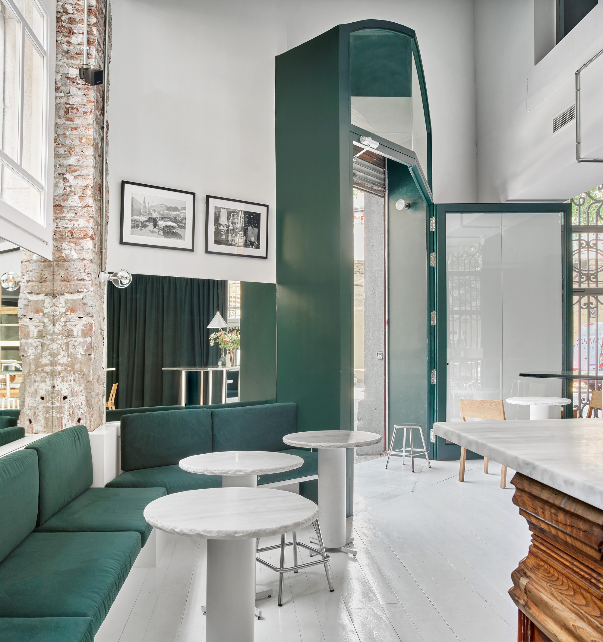 Gallery of Tiberi Bar / h3o architects - 12