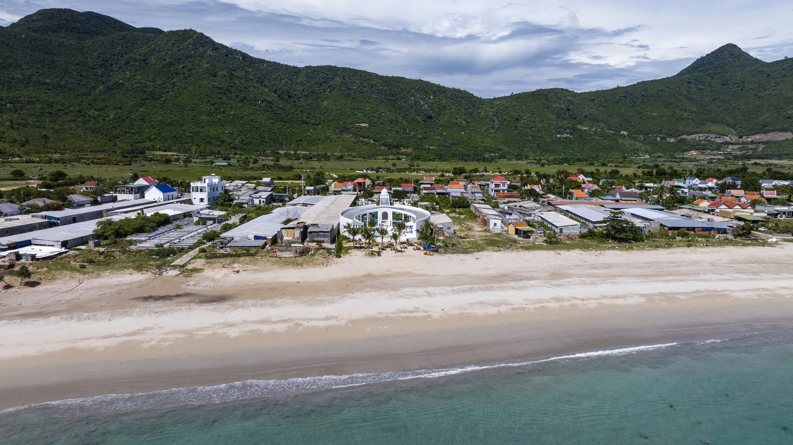 Gallery of iSea Boutique Resort / Pham Huu Son Architects - 24