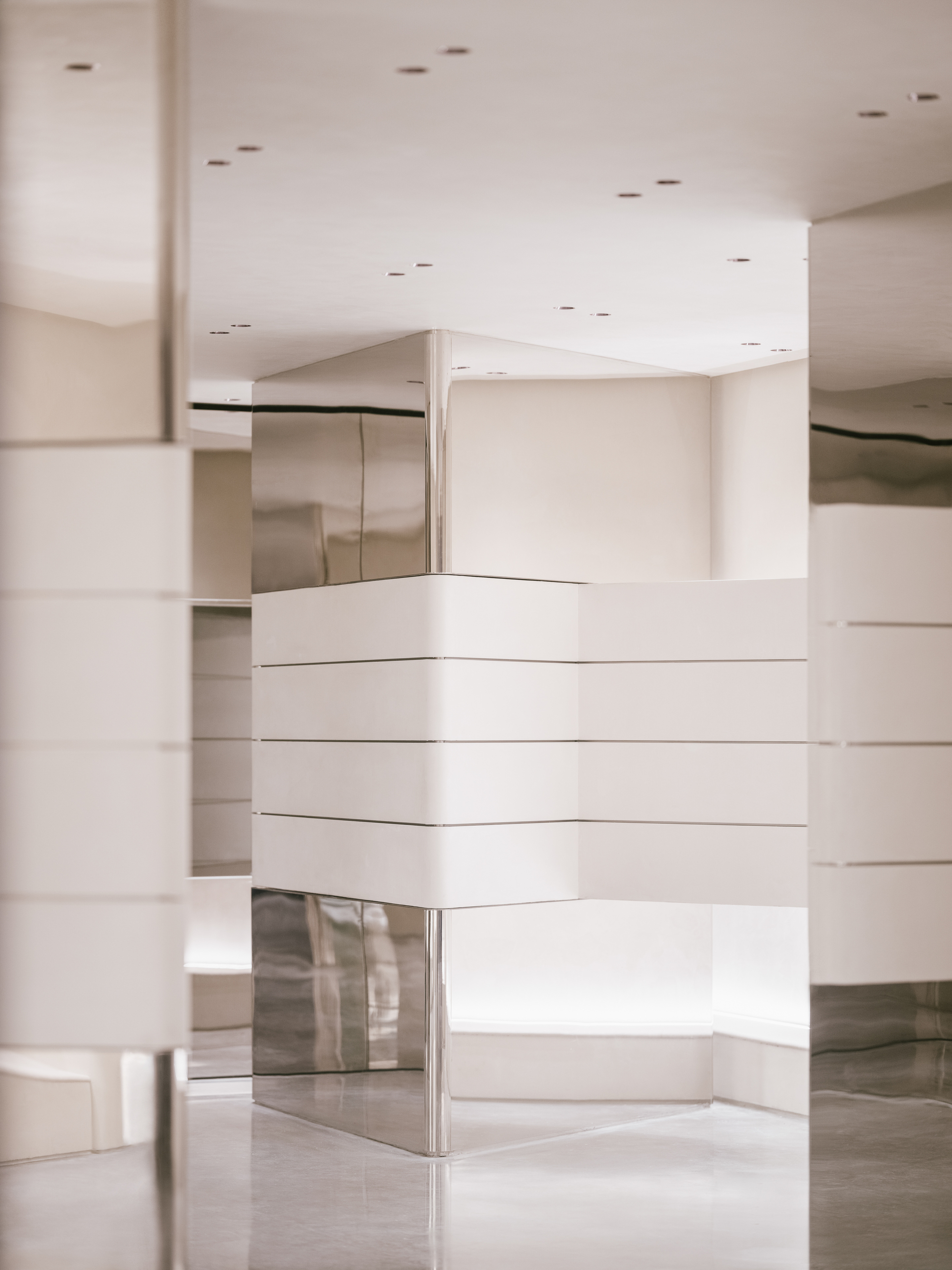 Gallery of Lost in Echo Store / dongqi Design - 18