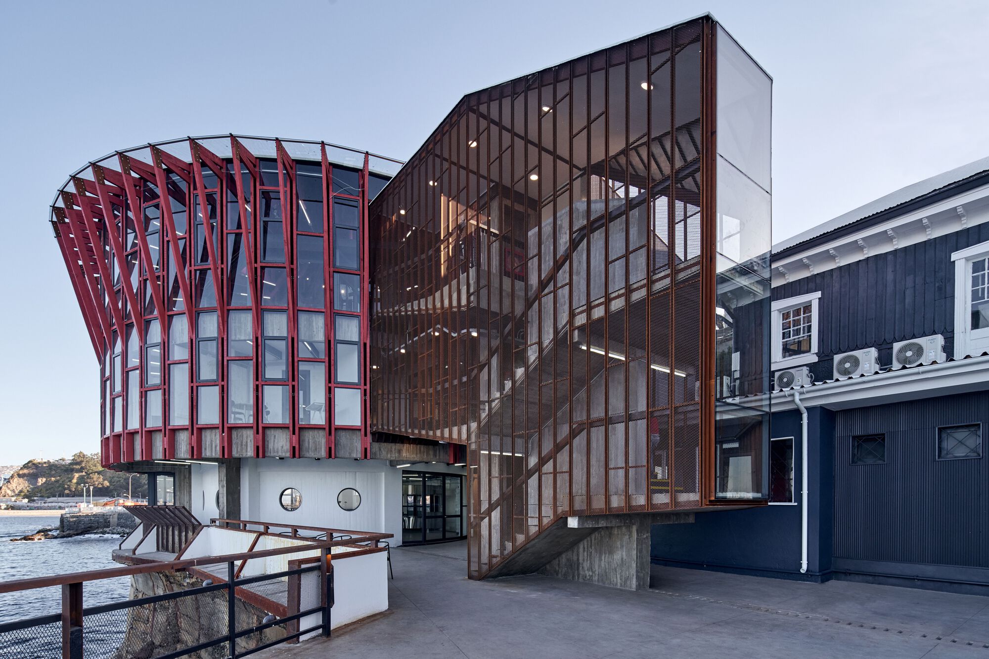 Galería de Edificio Faro Instituto Profesional Arcos Valparaíso / MasPuntoCero Arquitectura y ...