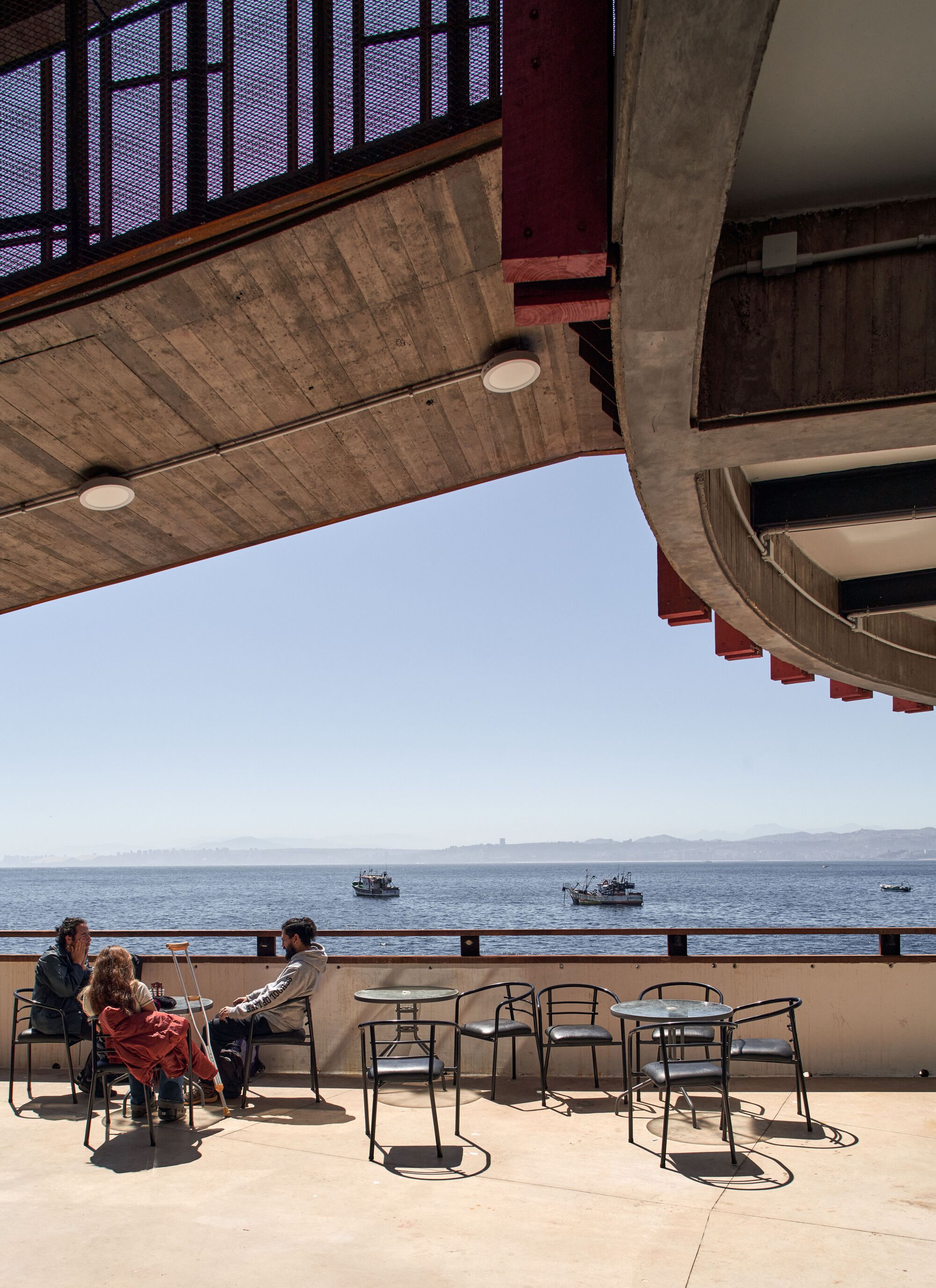 Galería de Edificio Faro Instituto Profesional Arcos Valparaíso / MasPuntoCero Arquitectura y ...