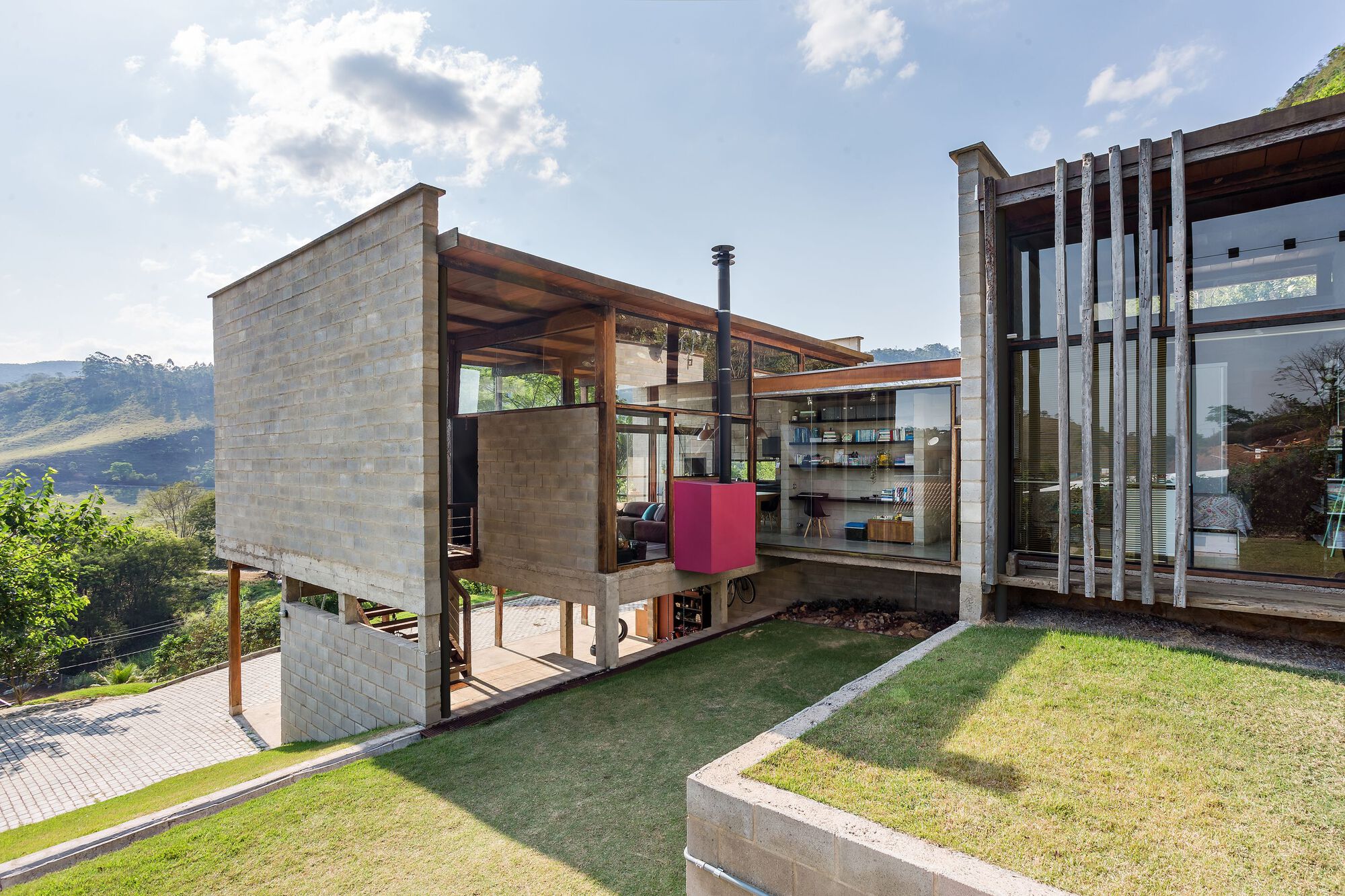 Gallery of House of 6000 Blocks / Márcio Flávio Motta - 12