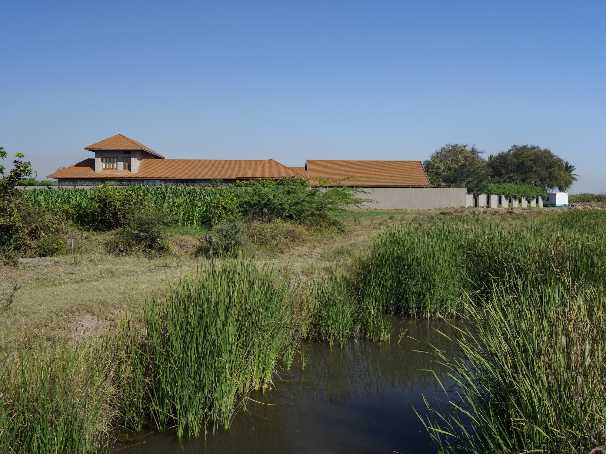 Gallery of The House with Two Courts / Studio mahajani + mahajani - 15