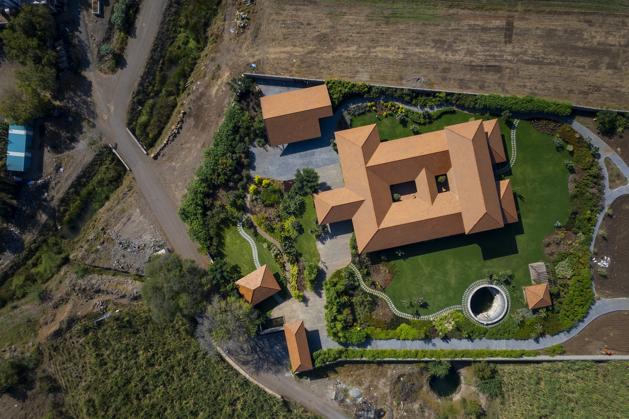 Gallery of The House with Two Courts / Studio mahajani + mahajani - 9