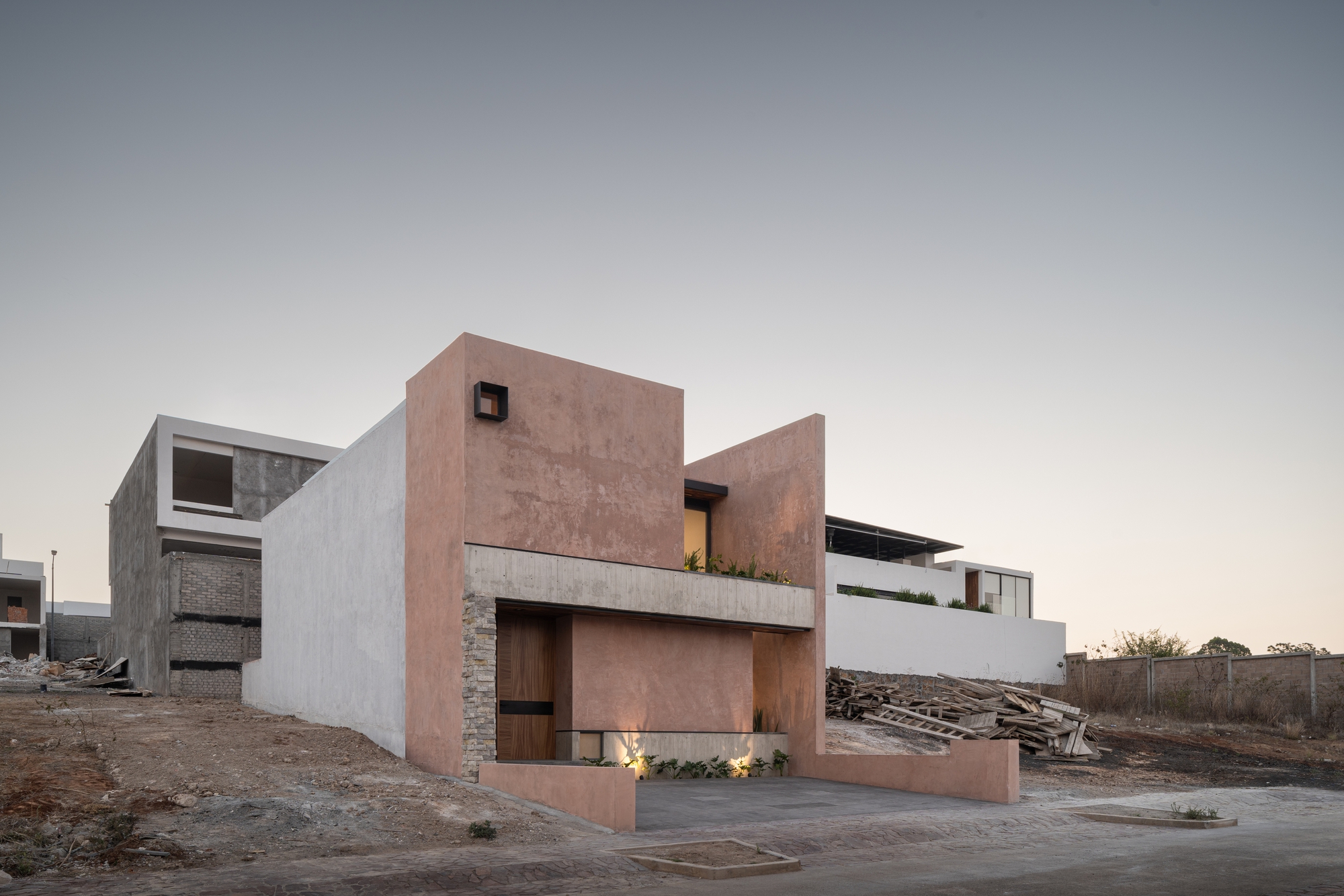Gallery of Monolith House / Infante Arquitectos - 10