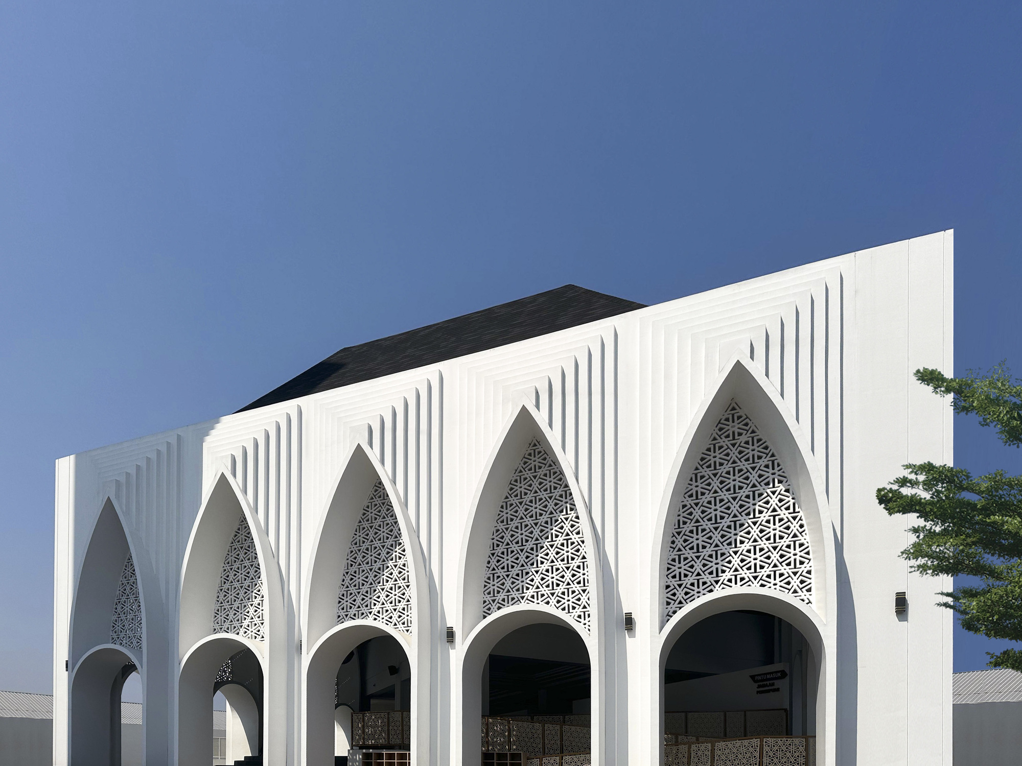 Gallery of Al-Muttaqin Grand Mosque / Andyrahman Architect - 10