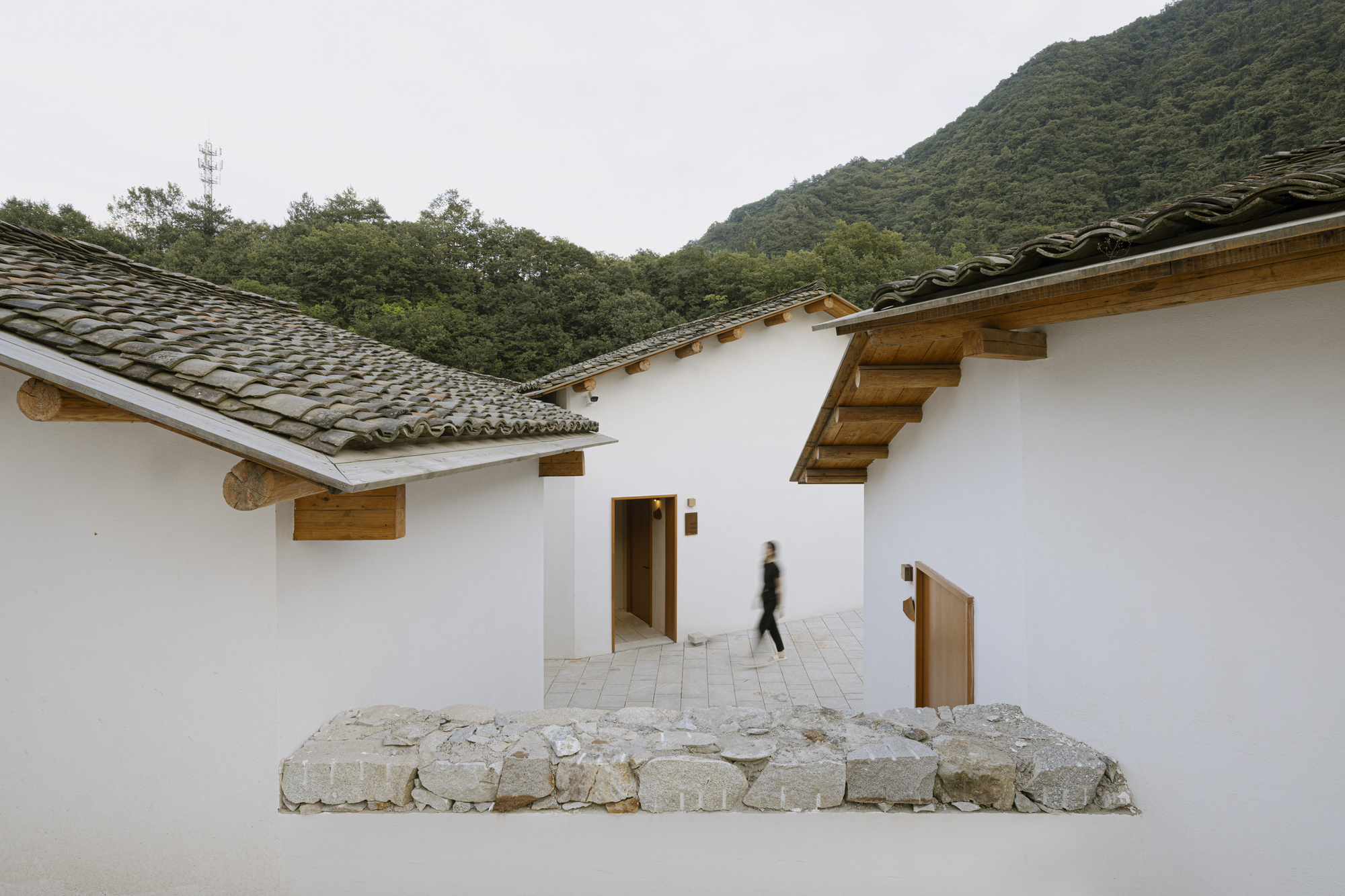 Gallery of LuZhai Cottage / kooo architects - 4