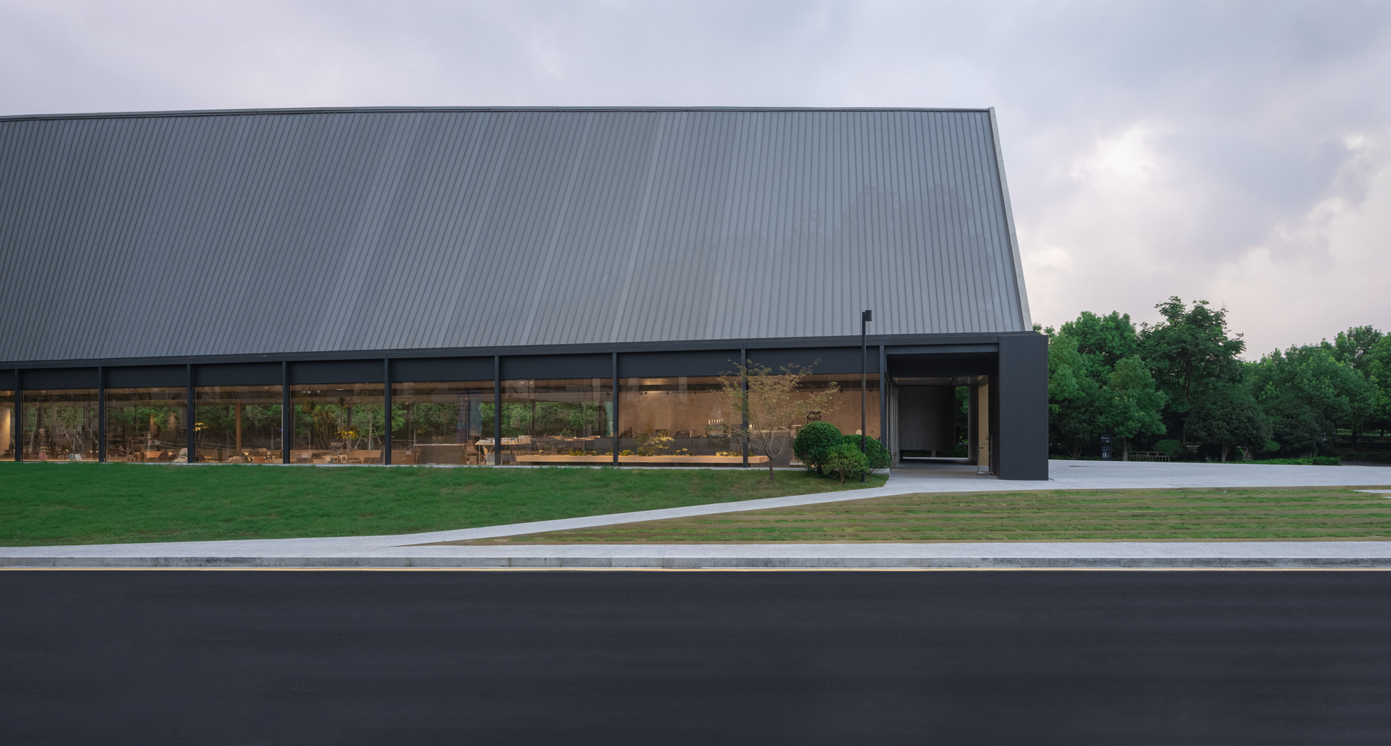 Gallery of The Big Barn / Atelier Deshaus - 11