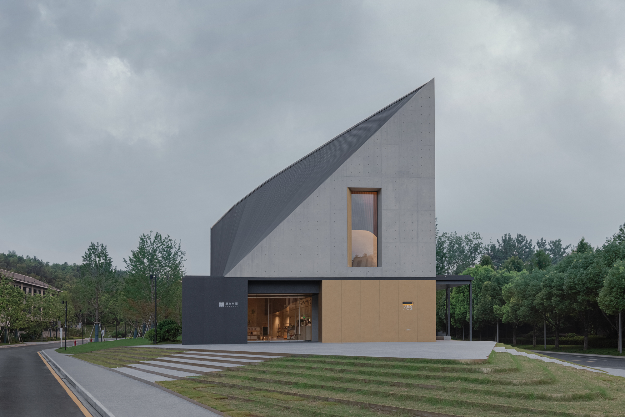 Gallery of The Big Barn / Atelier Deshaus - 10