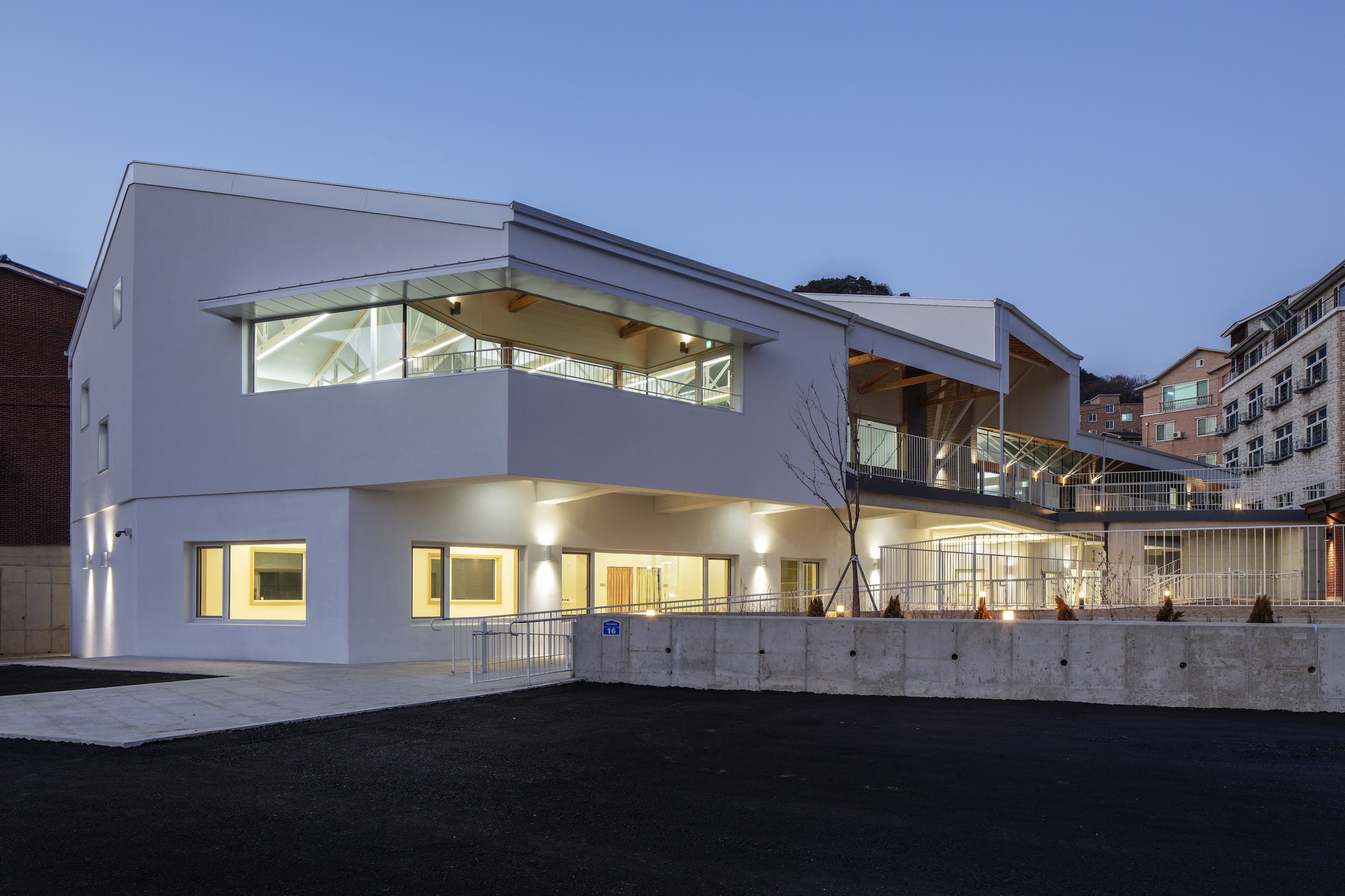 Gallery of Gyodong Community Center / studiothewon - 20