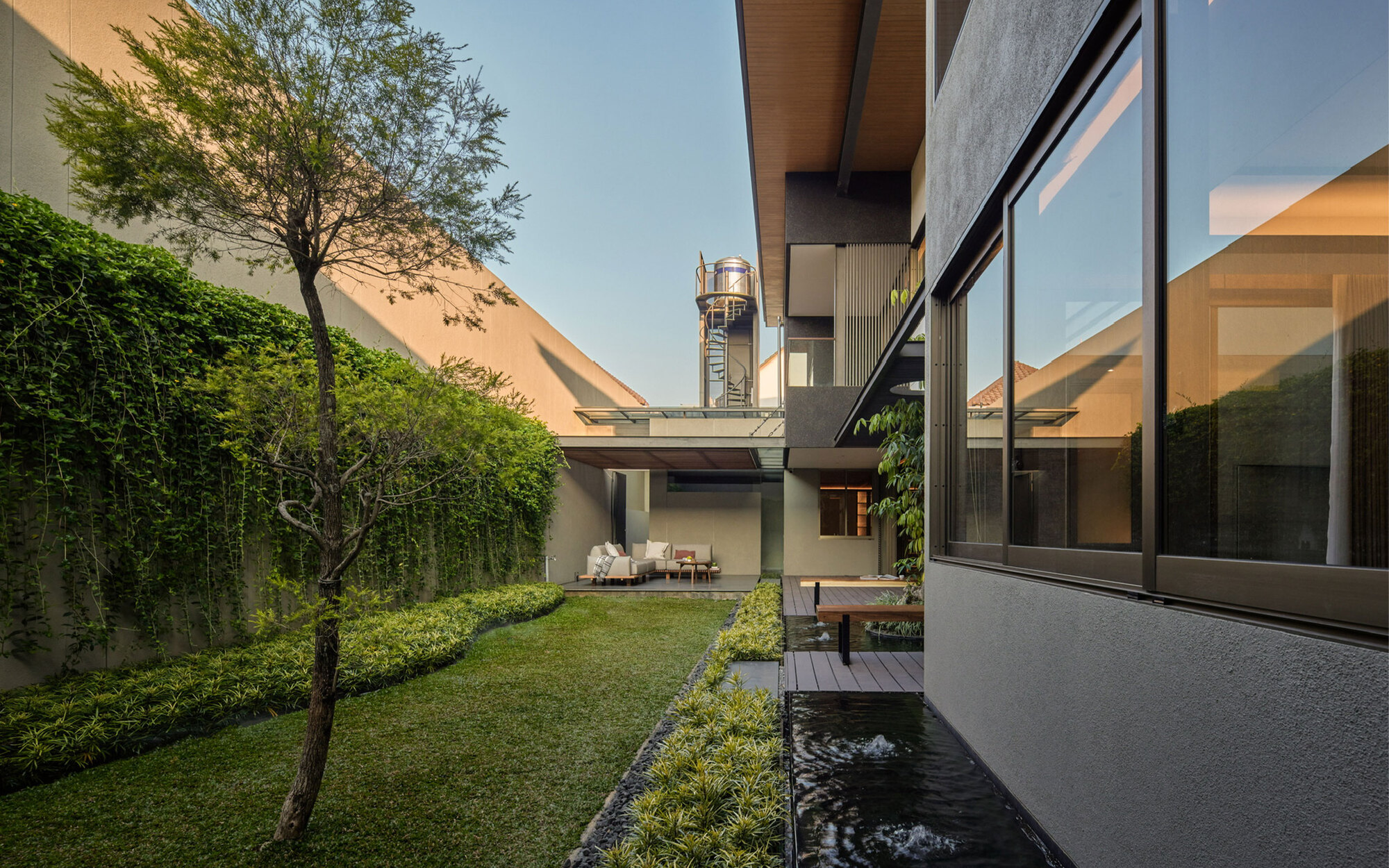 Gallery of Grande House / Patio Livity - 9