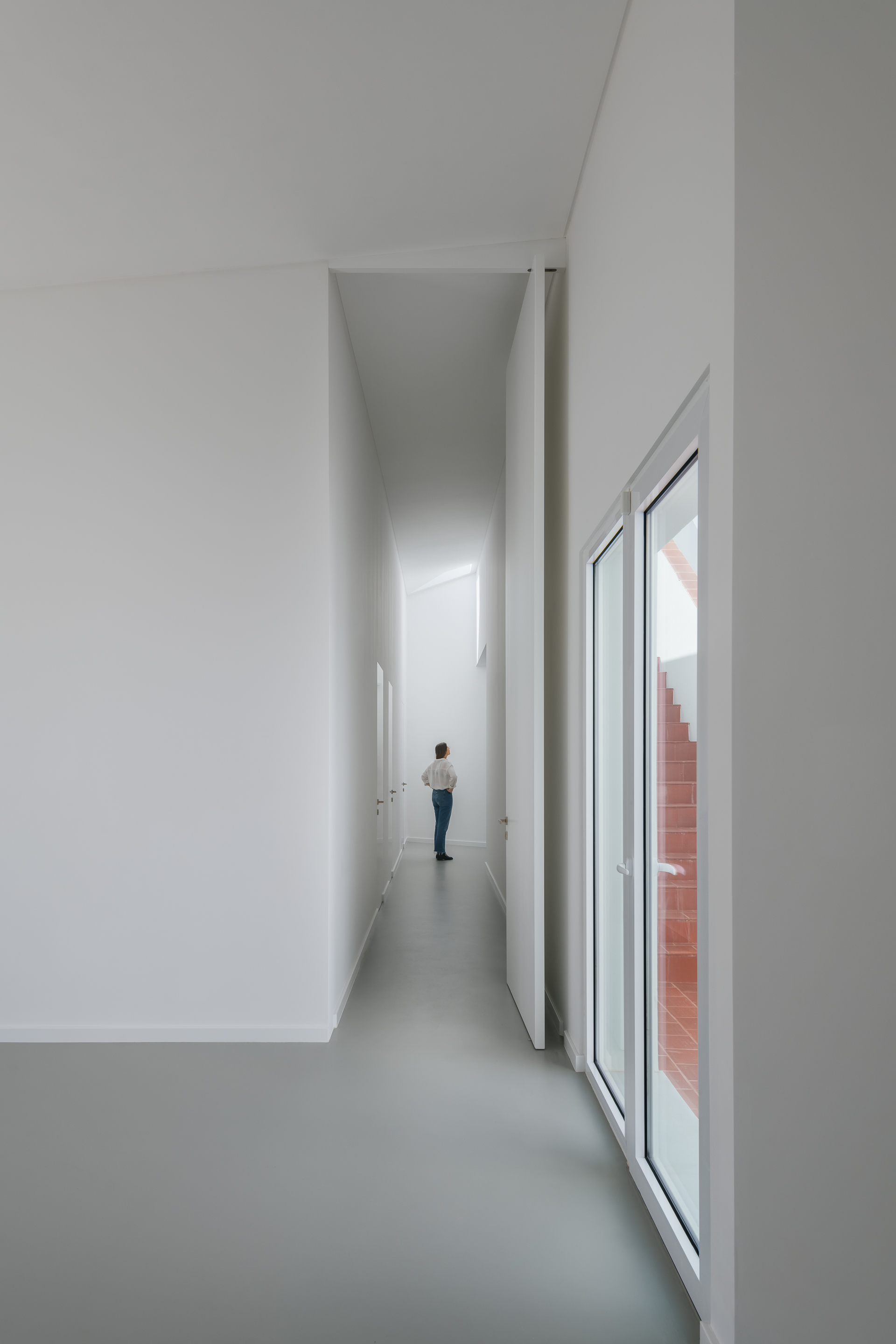 Gallery of Valley House / Volume Architecture Lisbon Studio - 13