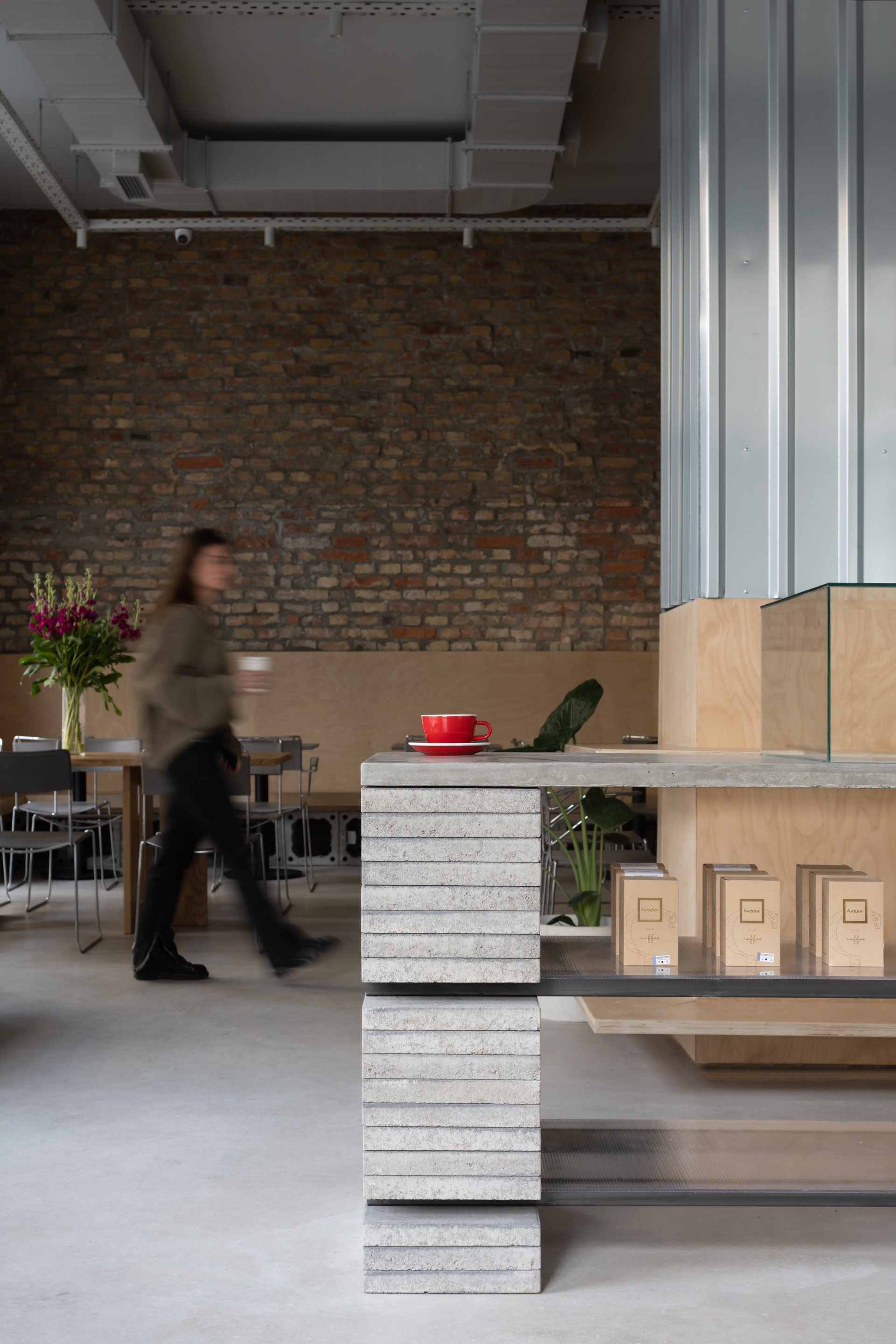 Galería de Cafetería Chernyi Cooperative Coffee Roasters / FREYA ...