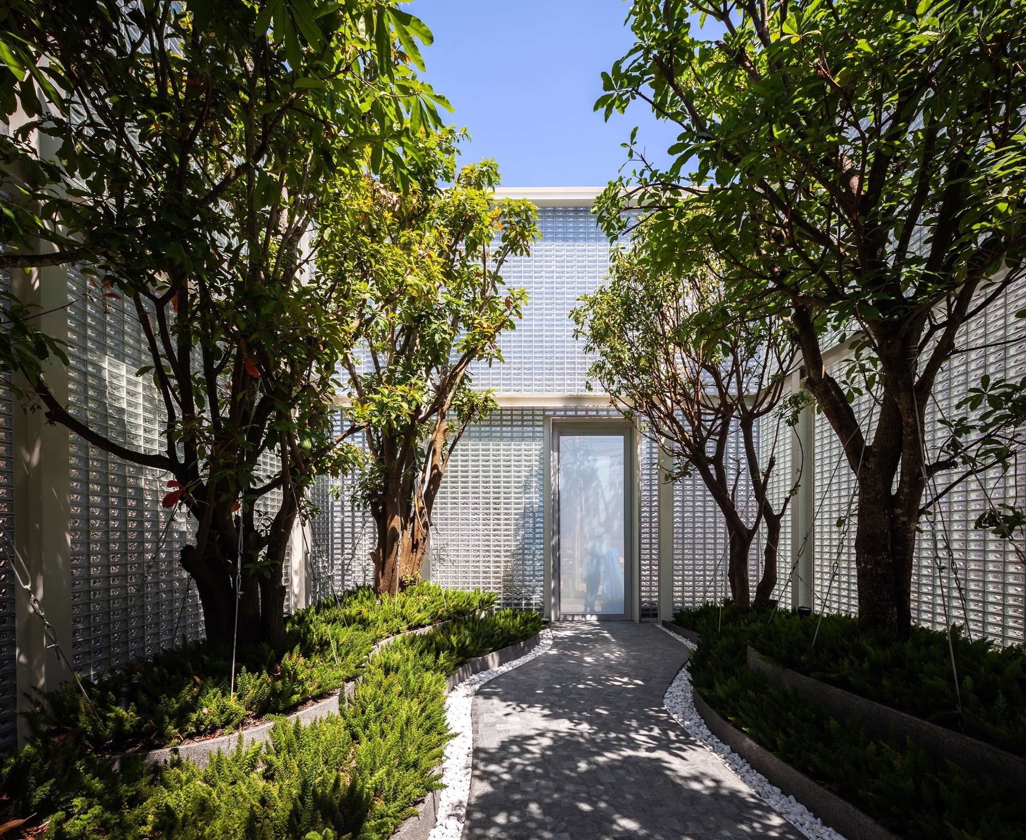 Gallery of Beyond Transparency: 5 Buildings Highlighting Glass Brick ...