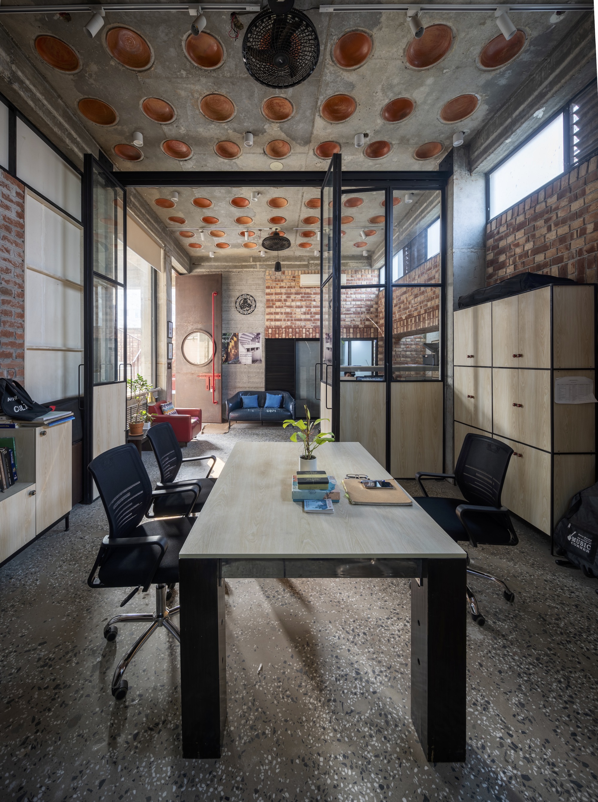 Gallery of Vasat Vita Office and Residence / Vuumaatra Consultants - 15