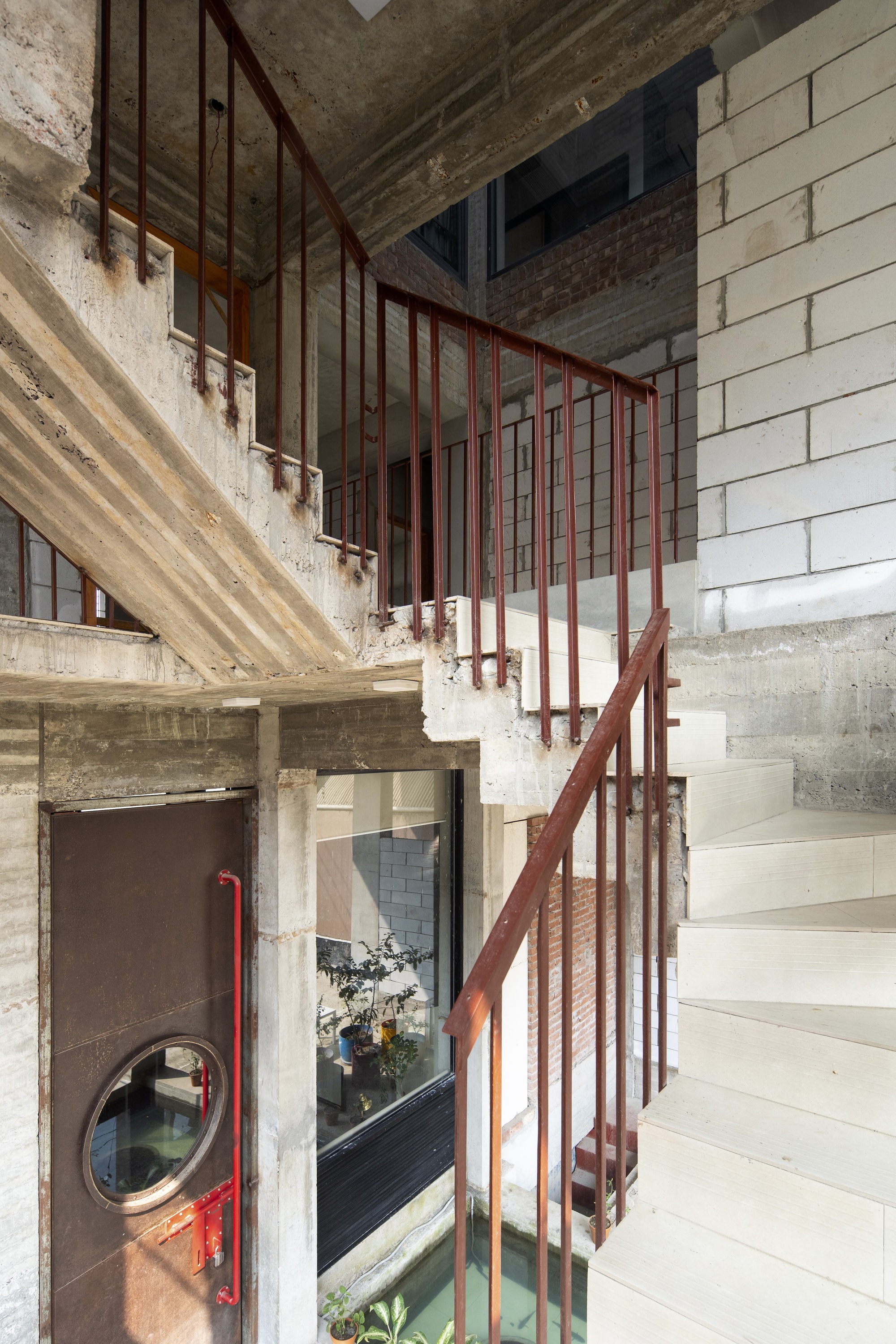 Gallery of Vasat Vita Office and Residence / Vuumaatra Consultants - 12