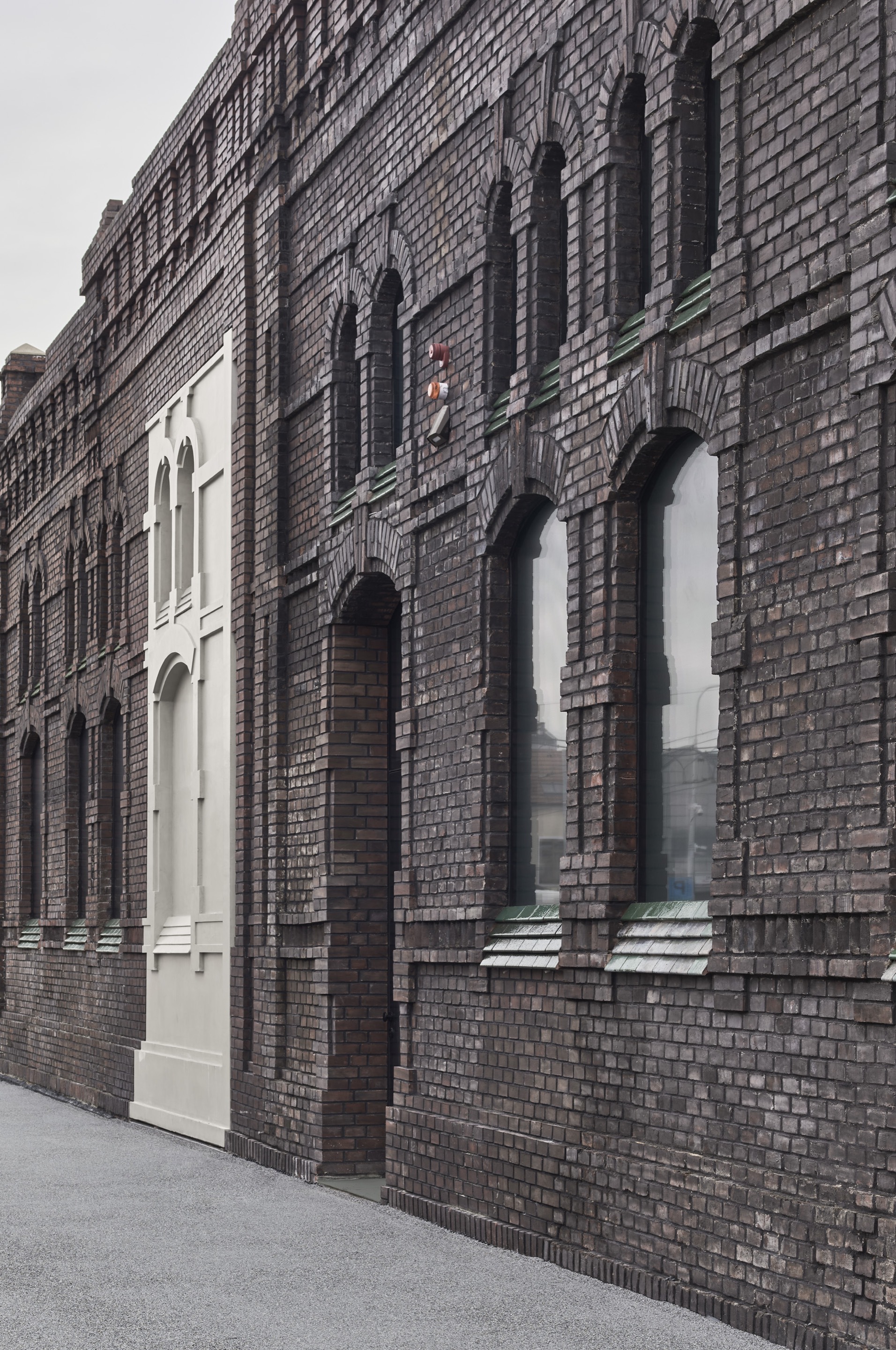 Gallery of PLATO Contemporary Art Gallery / KWK PROMES - 21