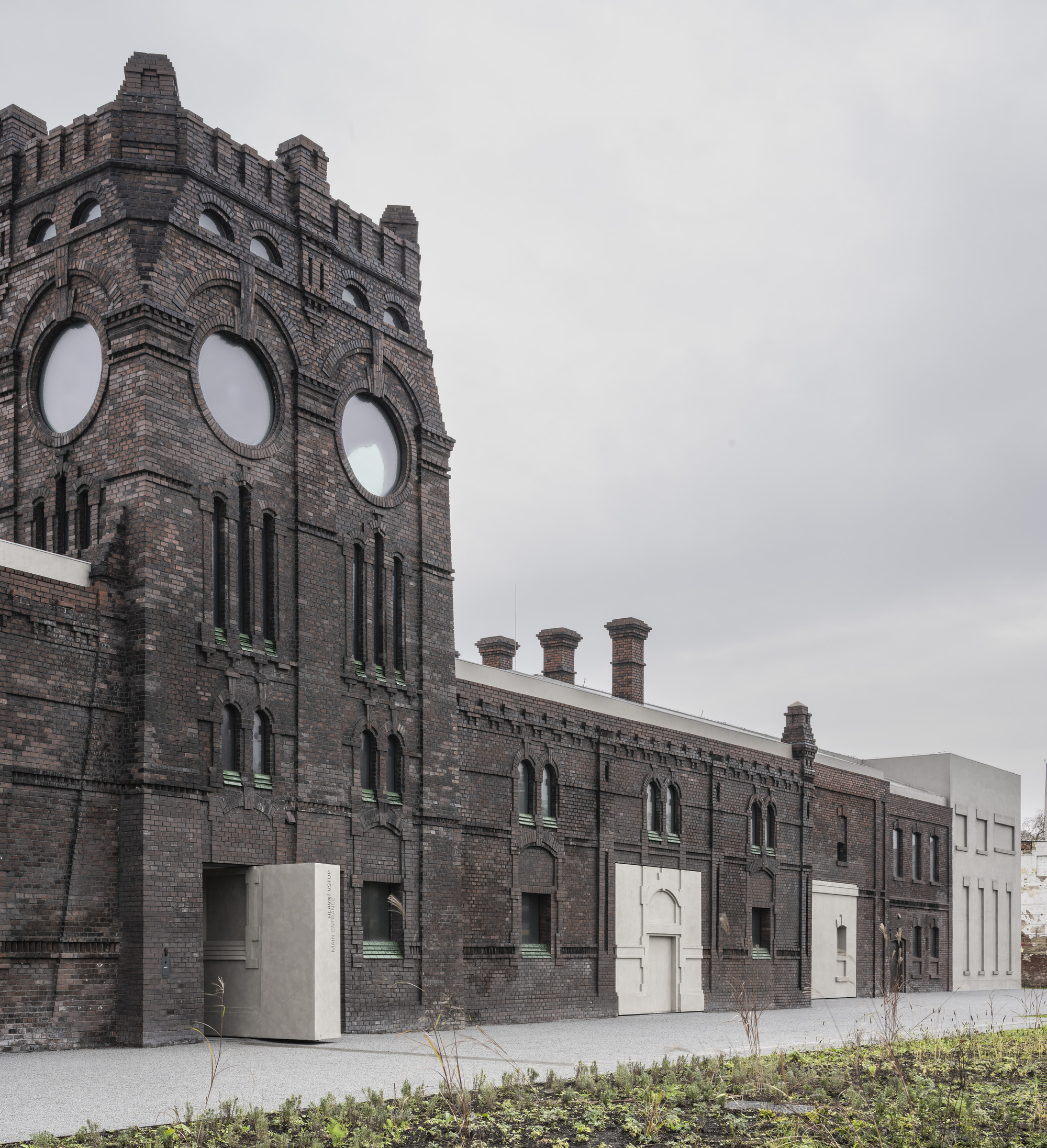 Gallery of PLATO Contemporary Art Gallery / KWK PROMES - 20