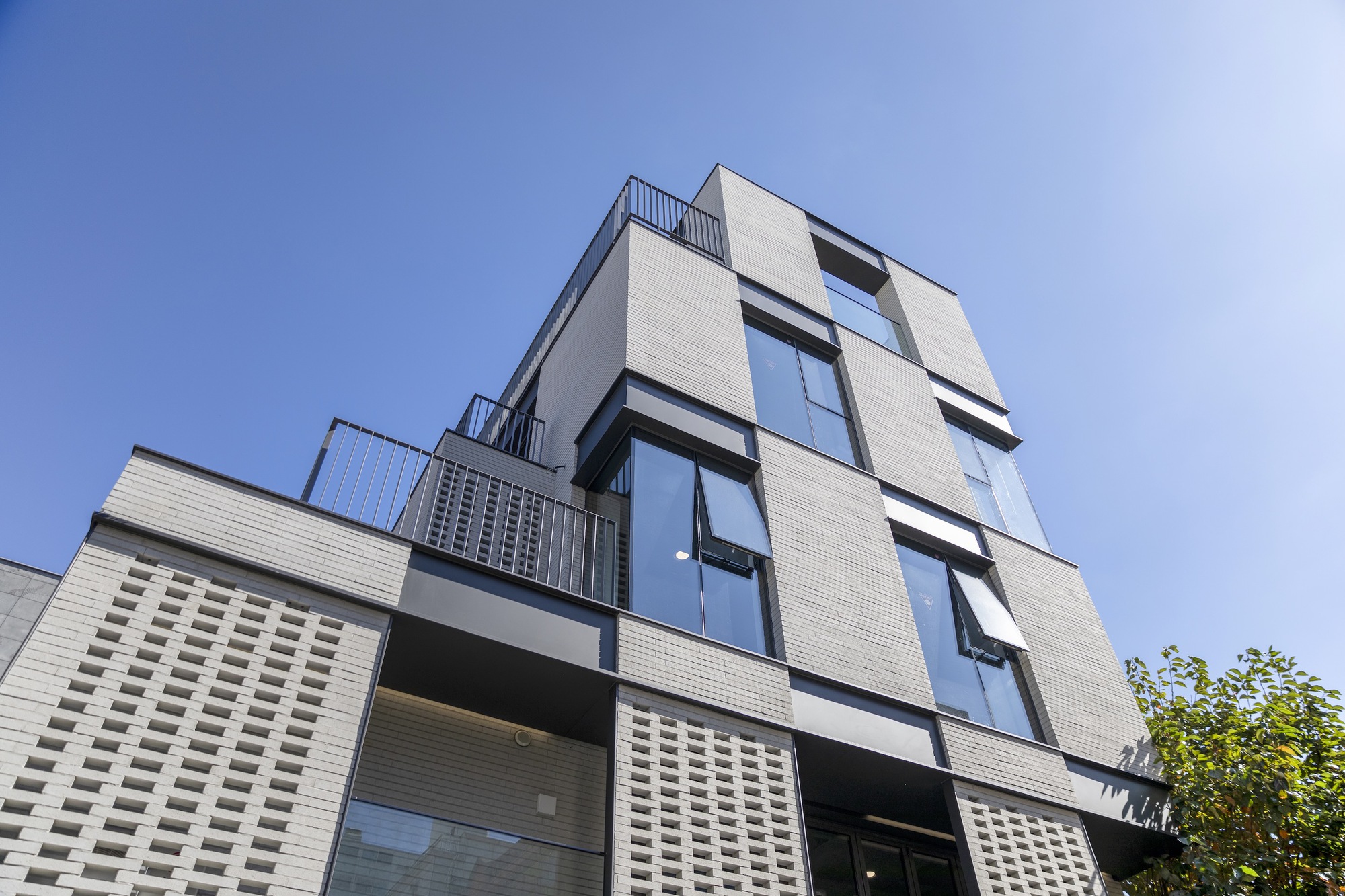 Gallery of Intec Office Building / ARCHITECTS BAN - 13