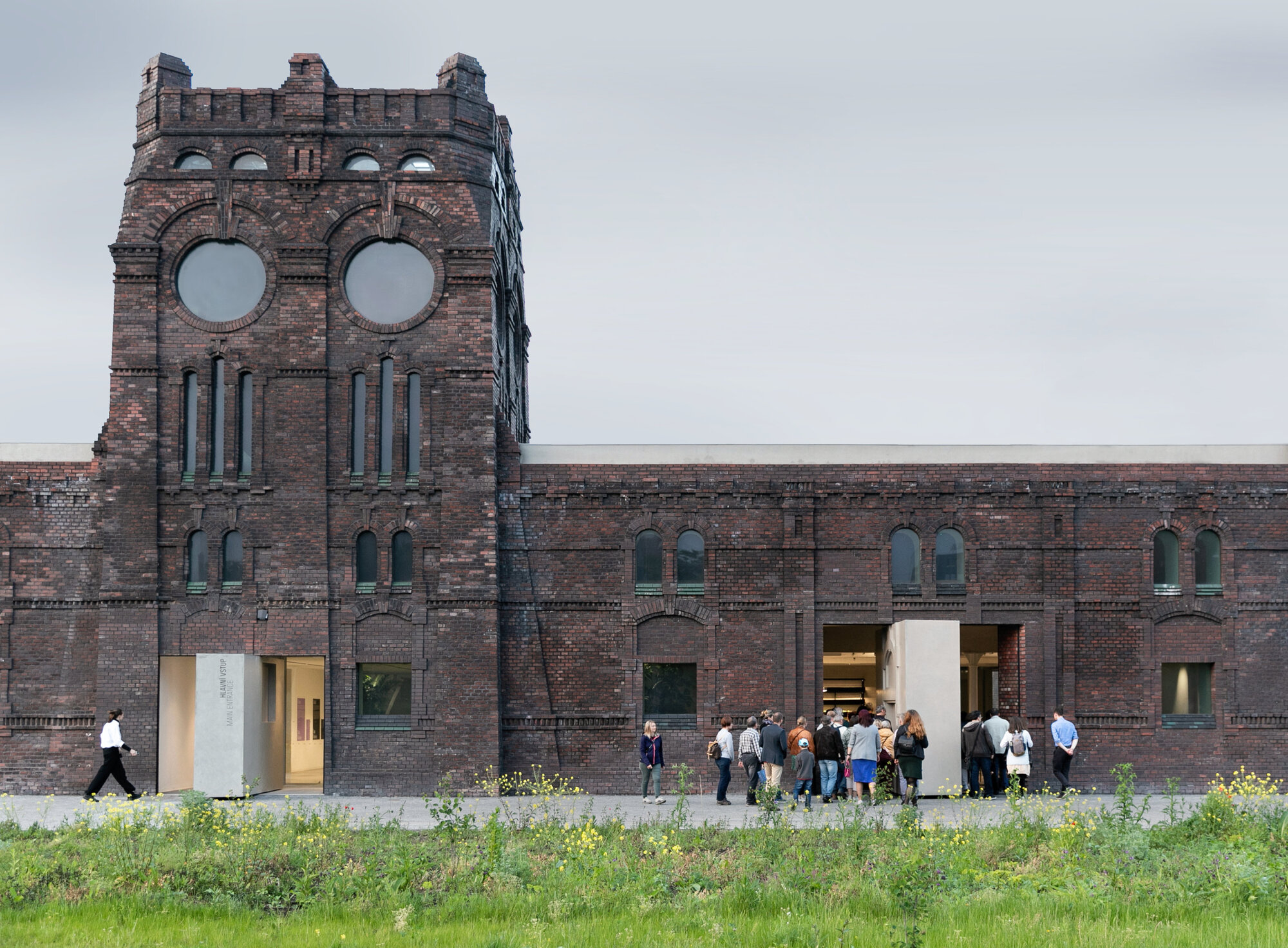 Gallery of PLATO Contemporary Art Gallery / KWK PROMES - 26