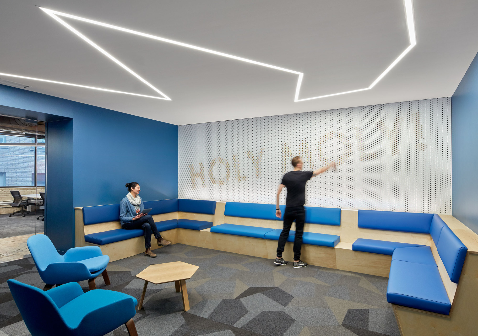 Gallery of Exploring Linear Lighting Design for Creating Luminous Paths - 4