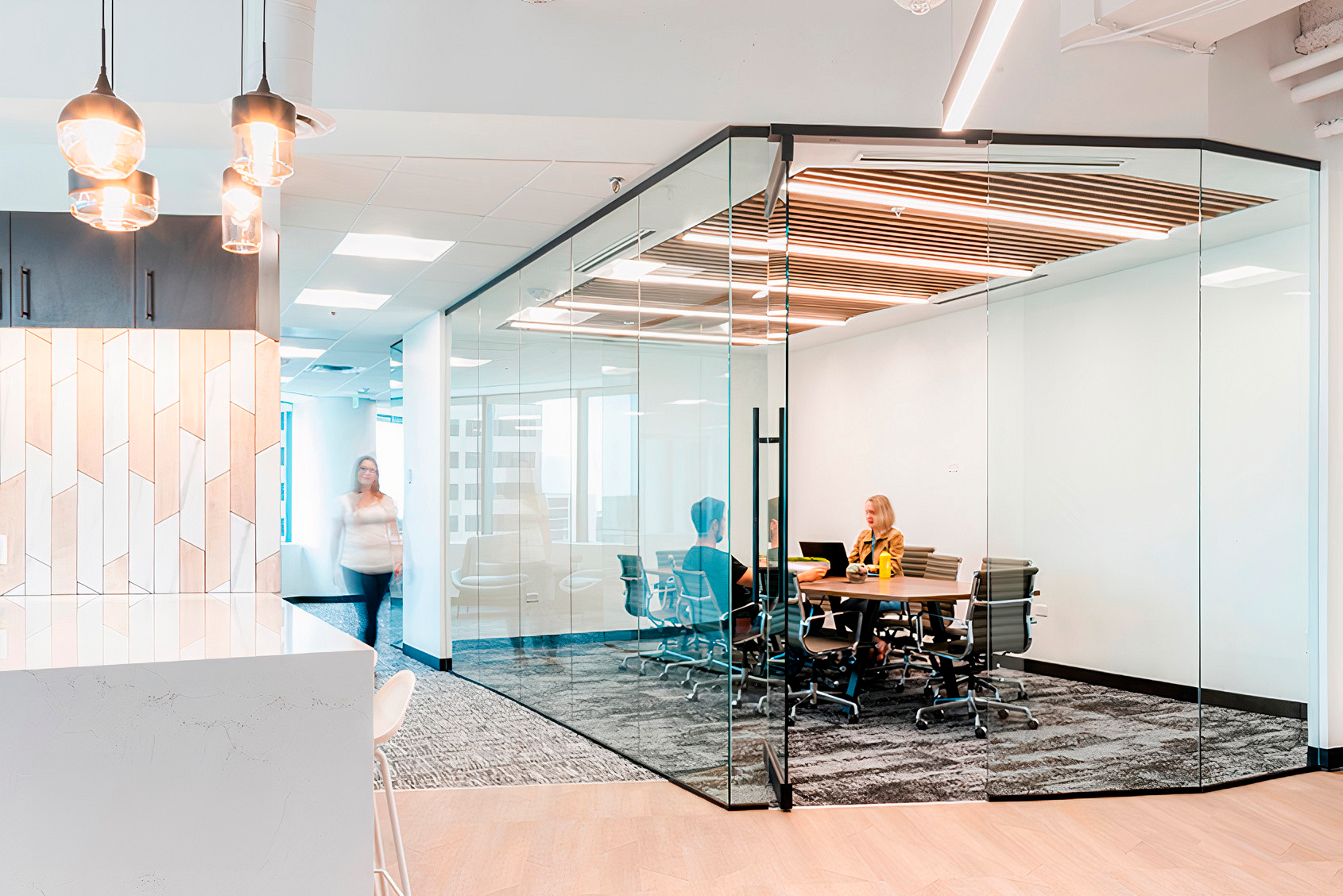 Gallery of Exploring Linear Lighting Design for Creating Luminous Paths - 7