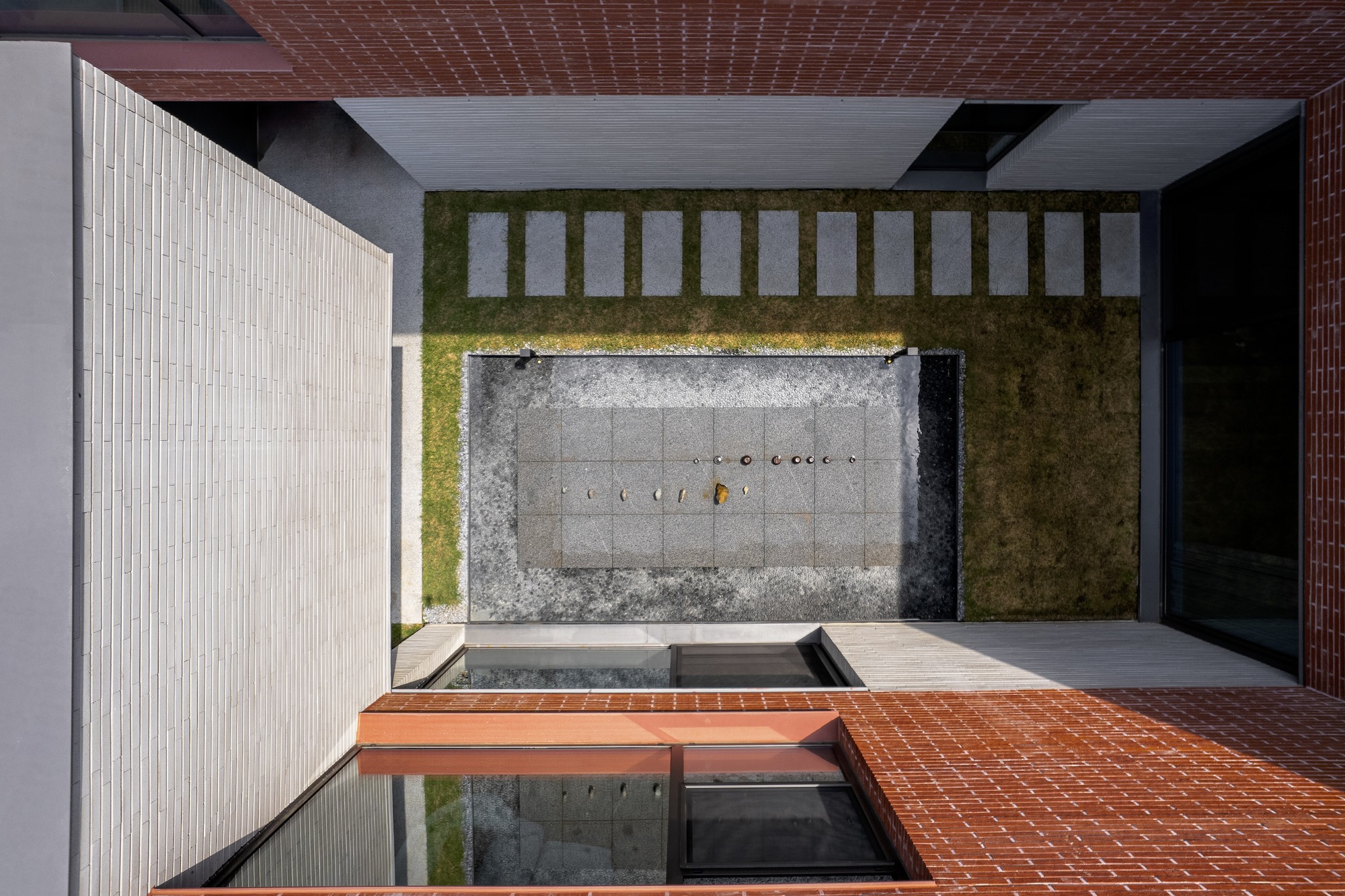 Gallery of Upper Wall, Low Wall Residence / Kode Architects - 10