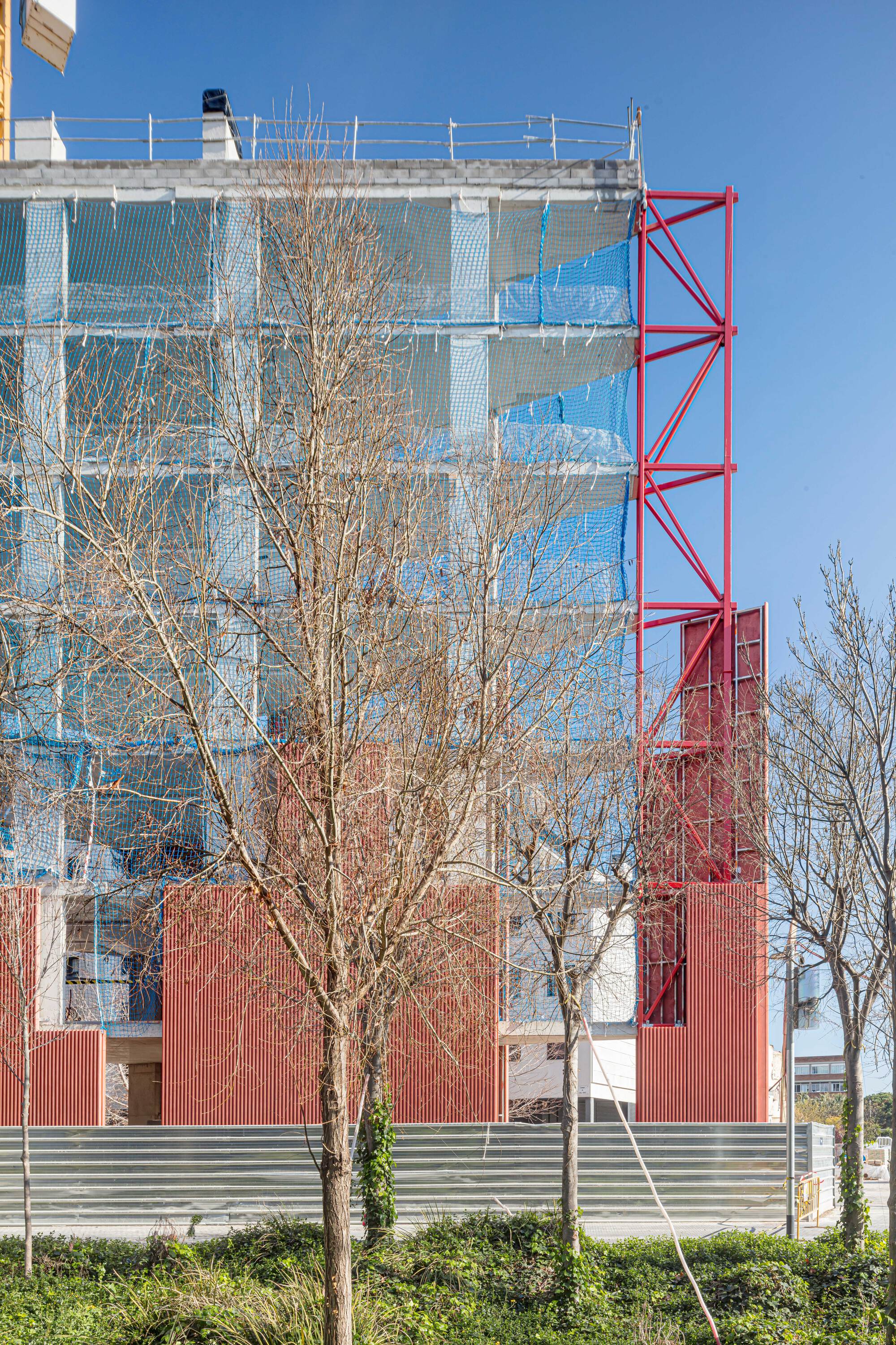 Galería de 72 viviendas sociales en Marina del Prat Vermell / MIAS ...