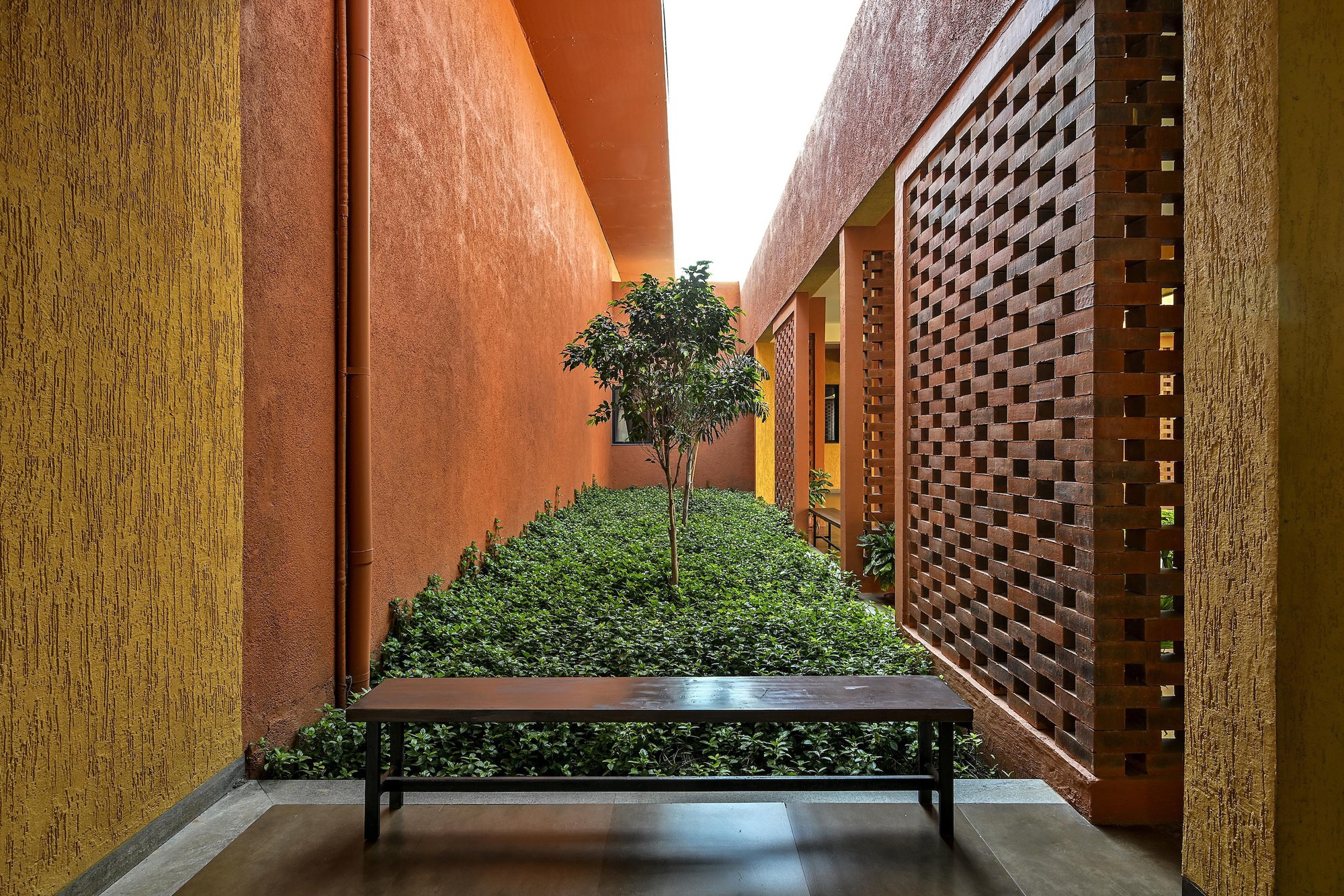 Galería de 15 edificios de oficinas con espacios verdes para mejorar el ...