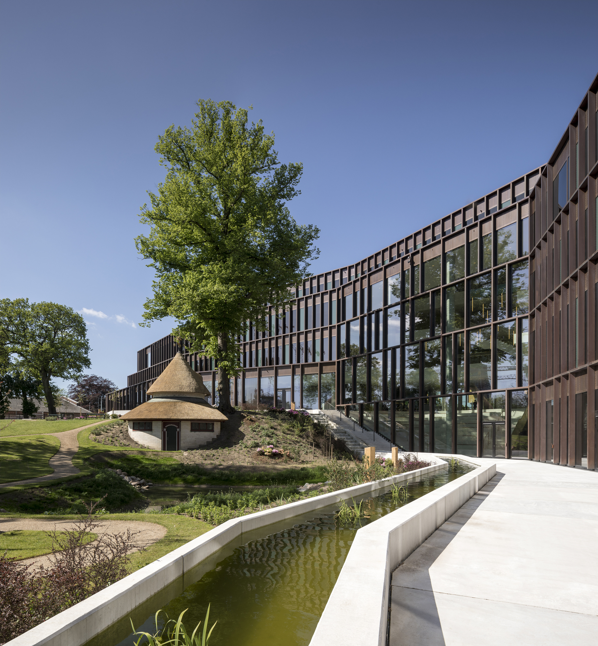 Gallery of 15 Landscaped Offices With Garden Space For Free-Range ...