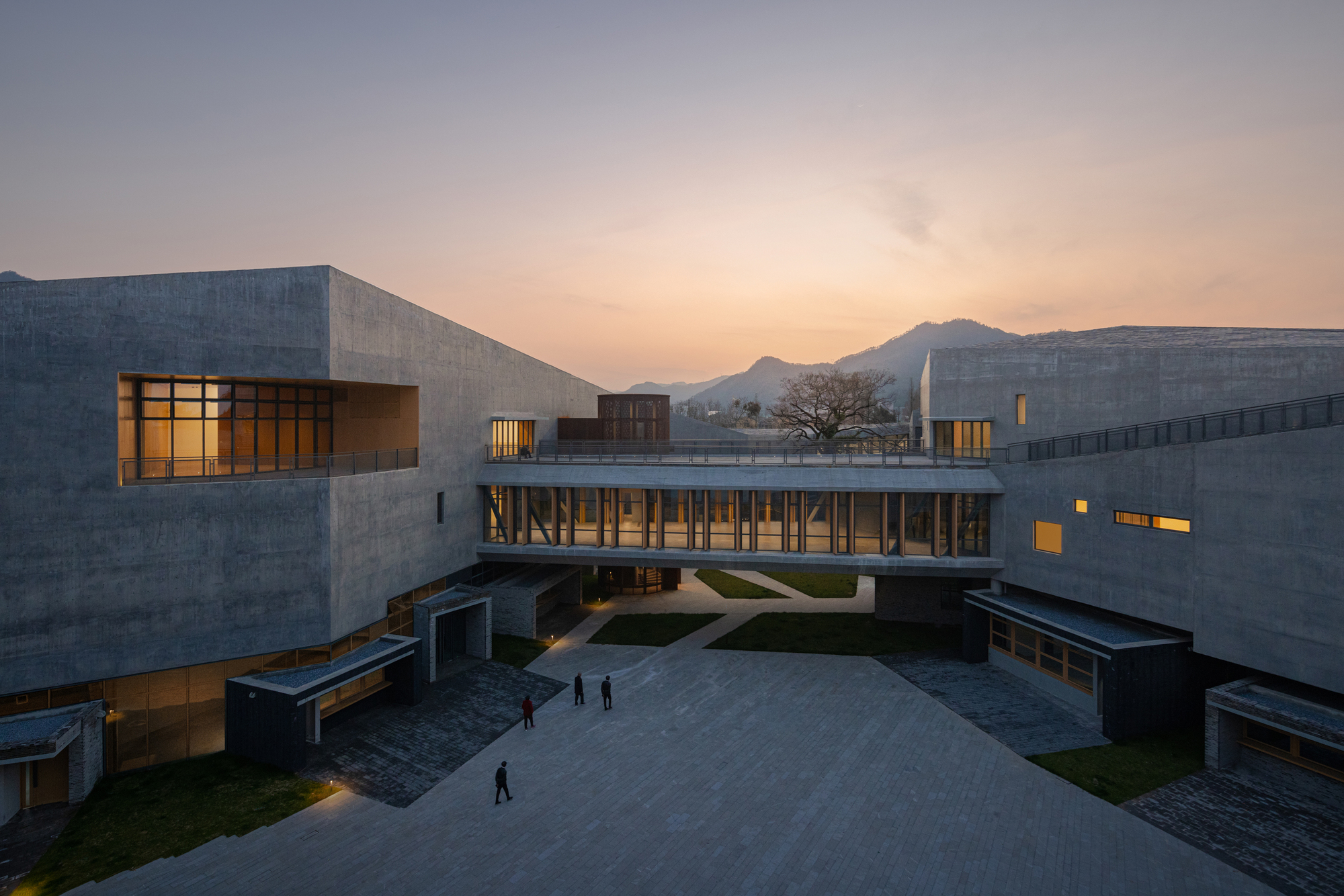 Galeria de Centro de arte Zhejiang Lishui Guyanhuaxiang / line+ studio - 13