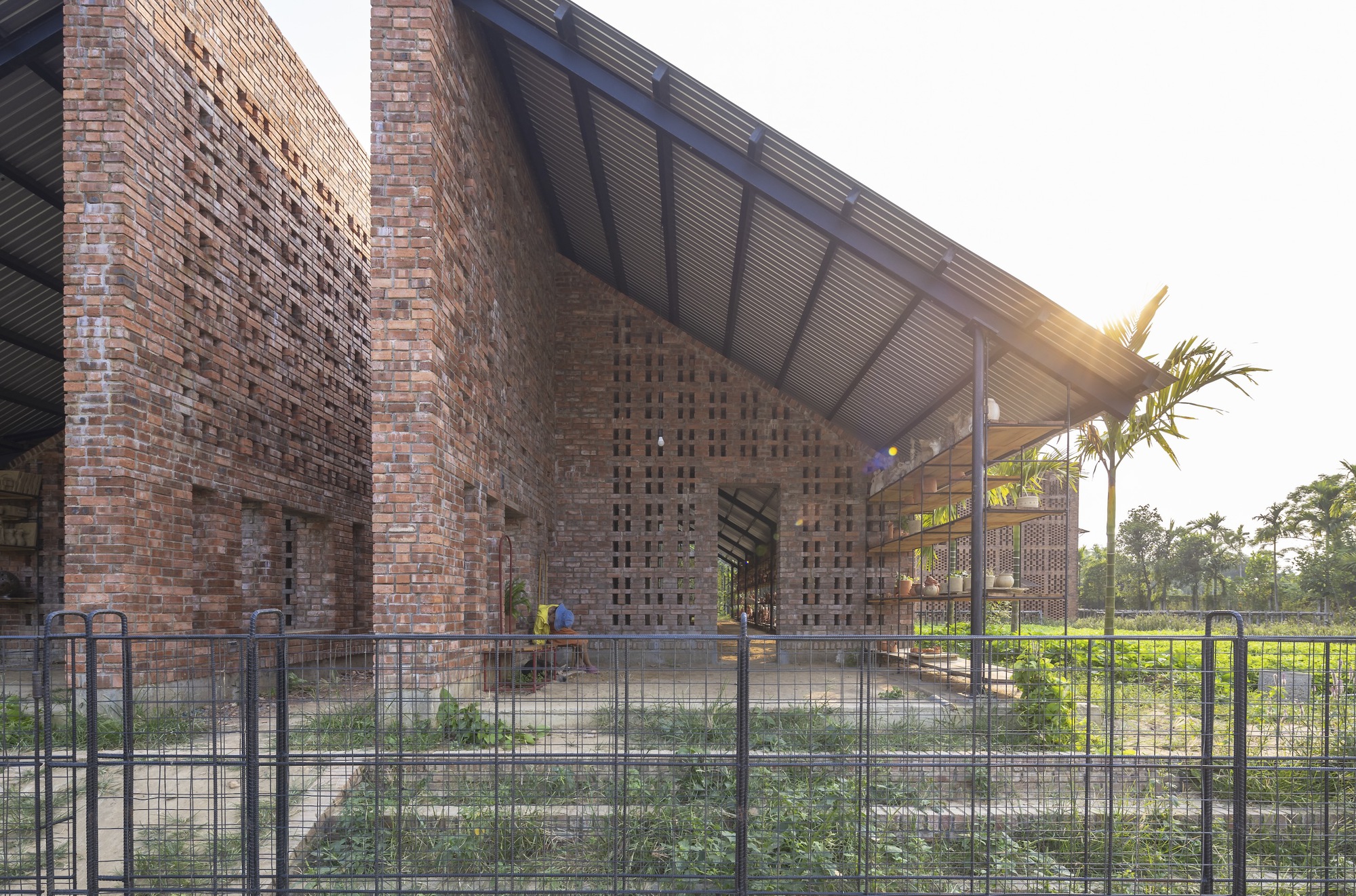 Gallery of Terra Cotta Workshop / Tropical Space - 26