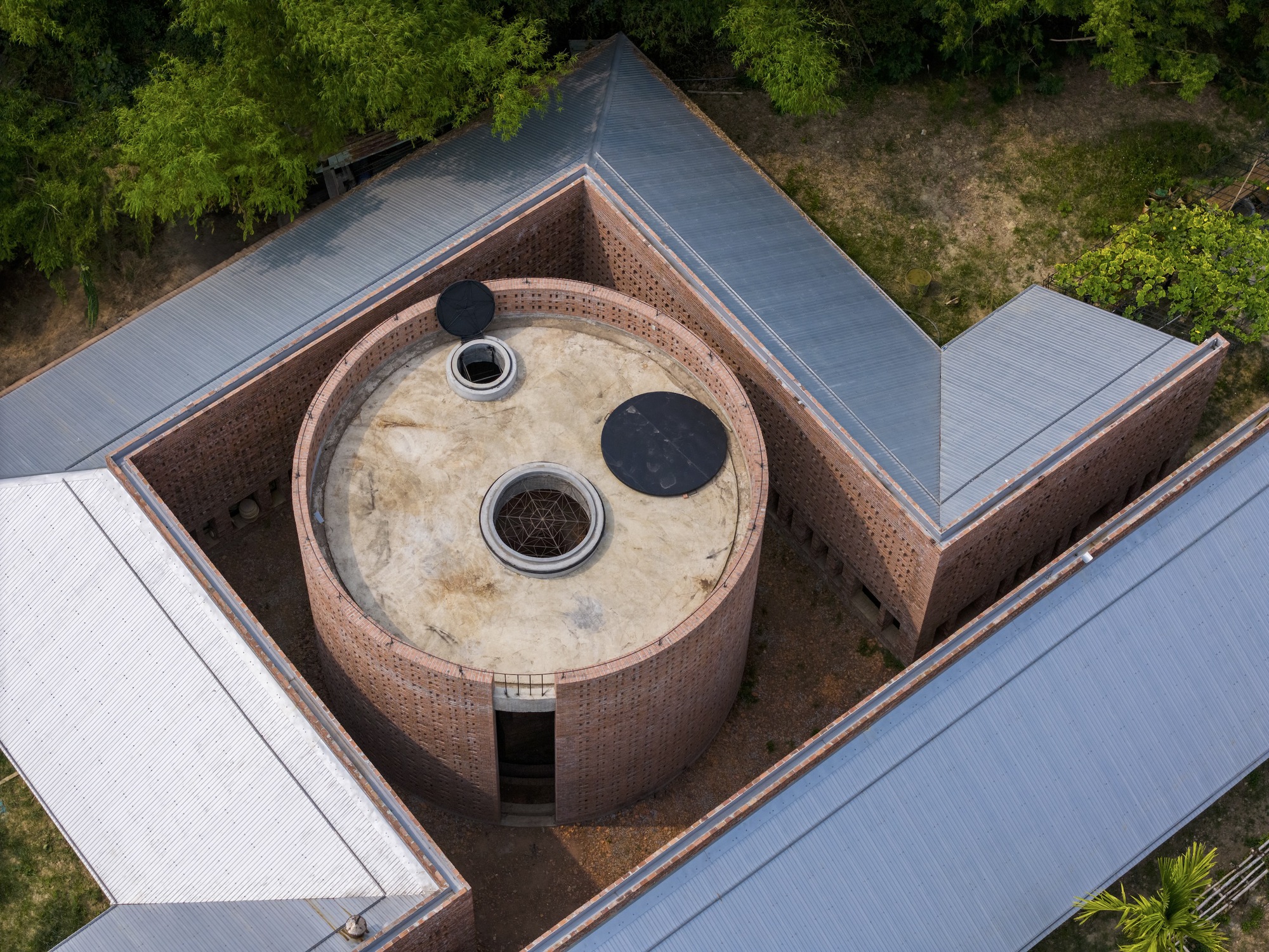 Gallery of Terra Cotta Workshop / Tropical Space - 9