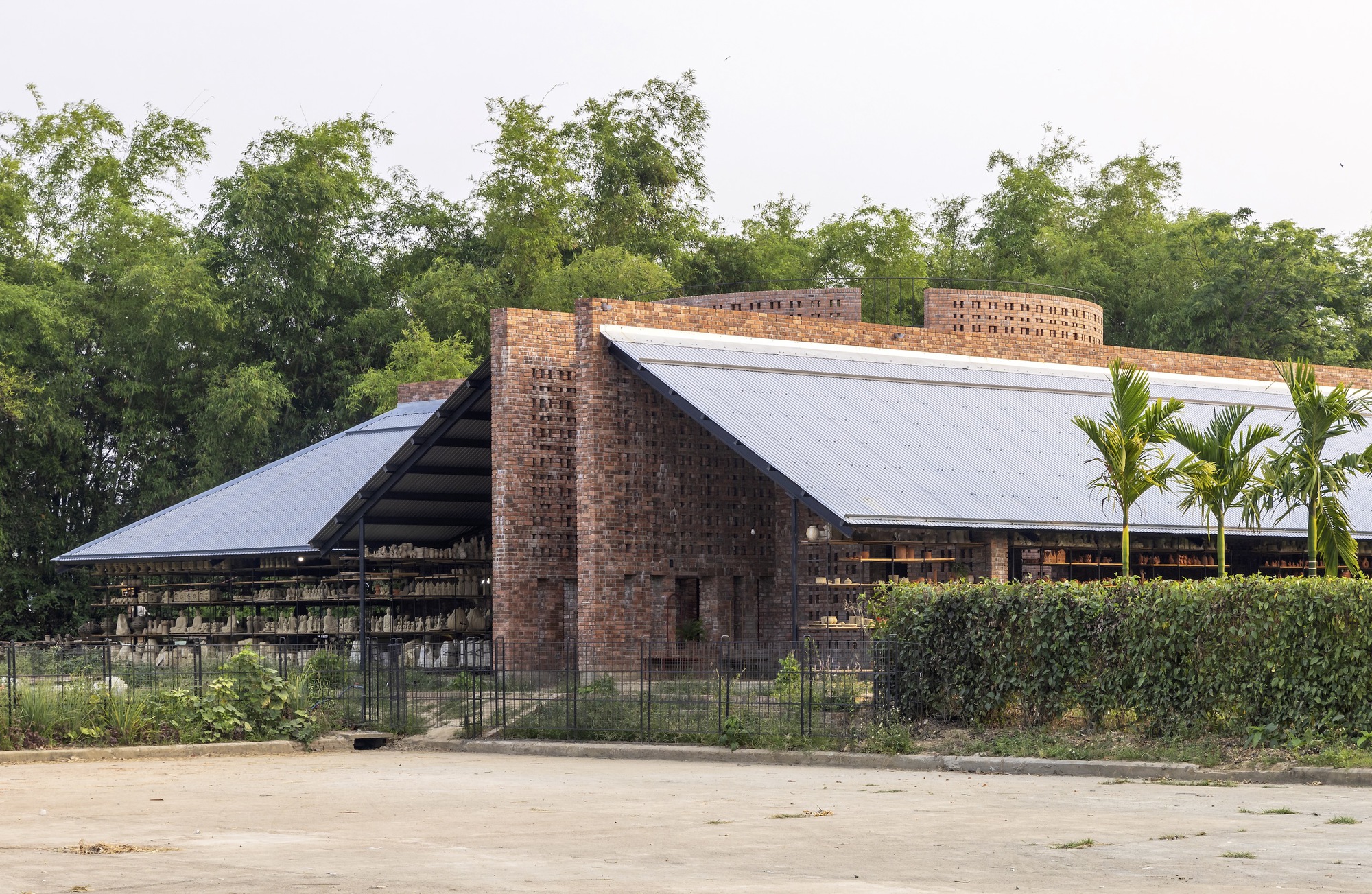 Gallery of Terra Cotta Workshop / Tropical Space - 7