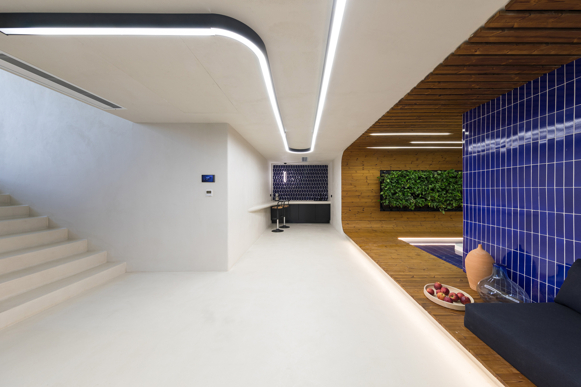 Gallery of The Blue Line Apartment / Asooarch - 4