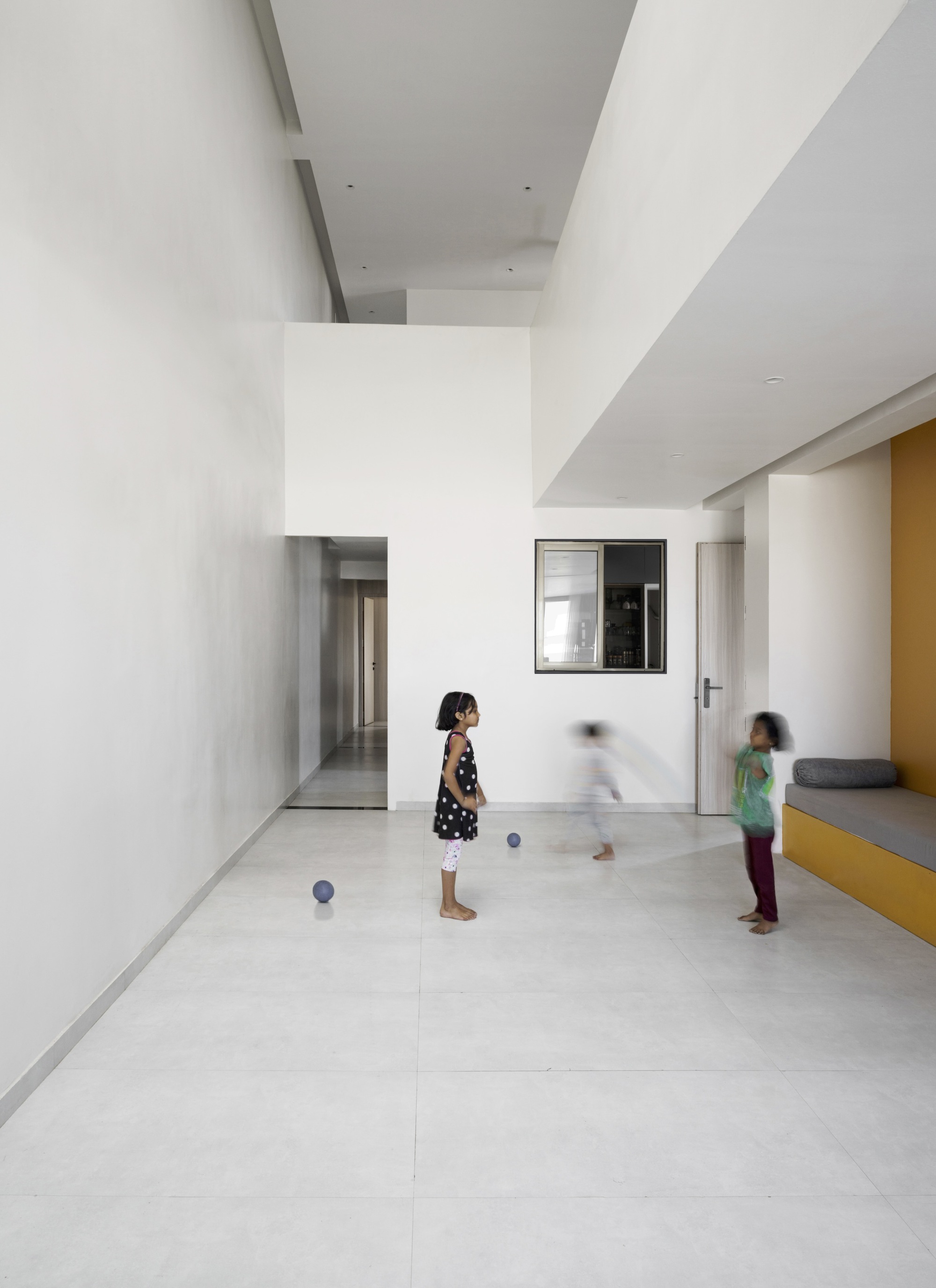 Gallery of House of Protruding Staircase / Karan Darda Architects - 10