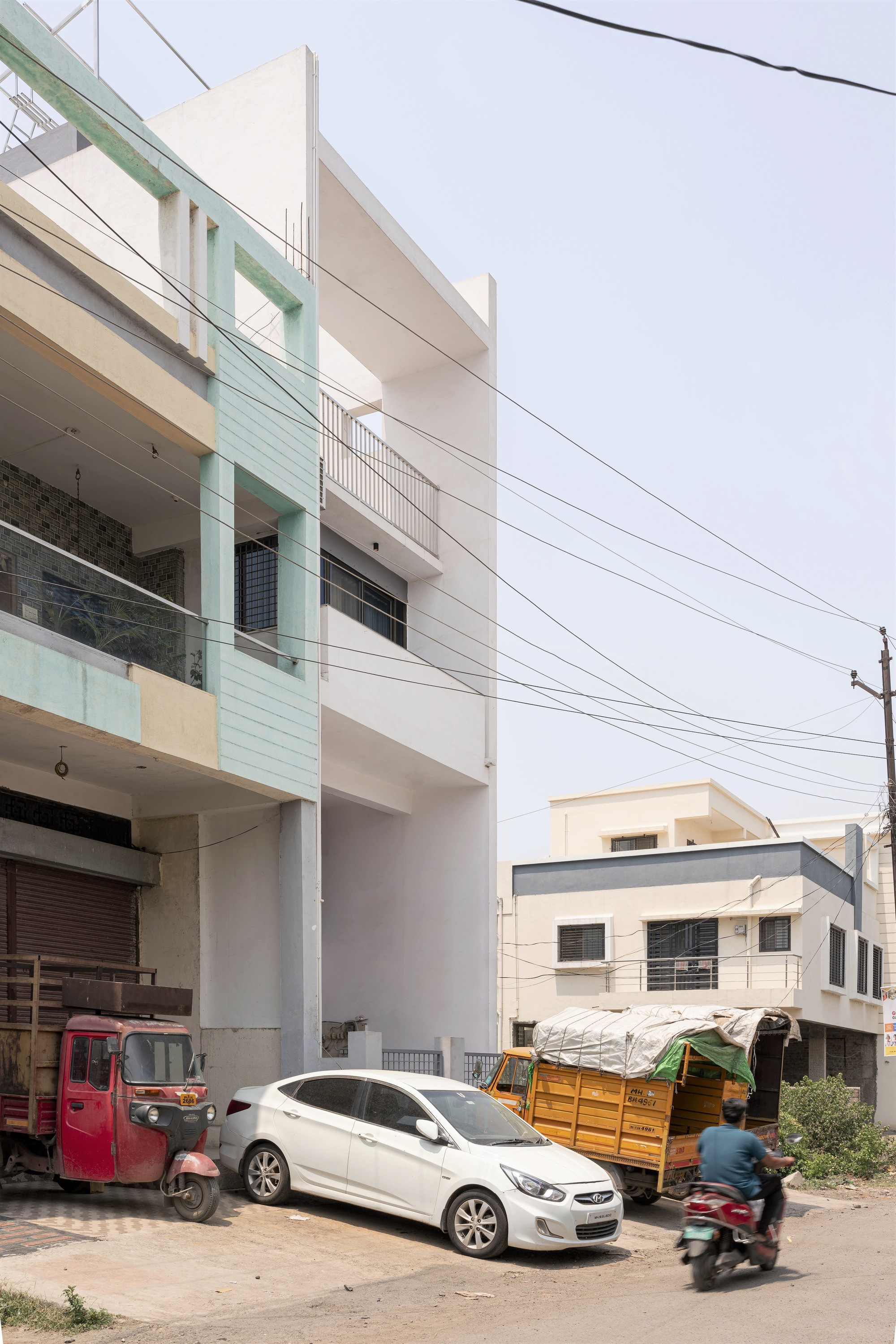 Gallery of House of Protruding Staircase / Karan Darda Architects - 15