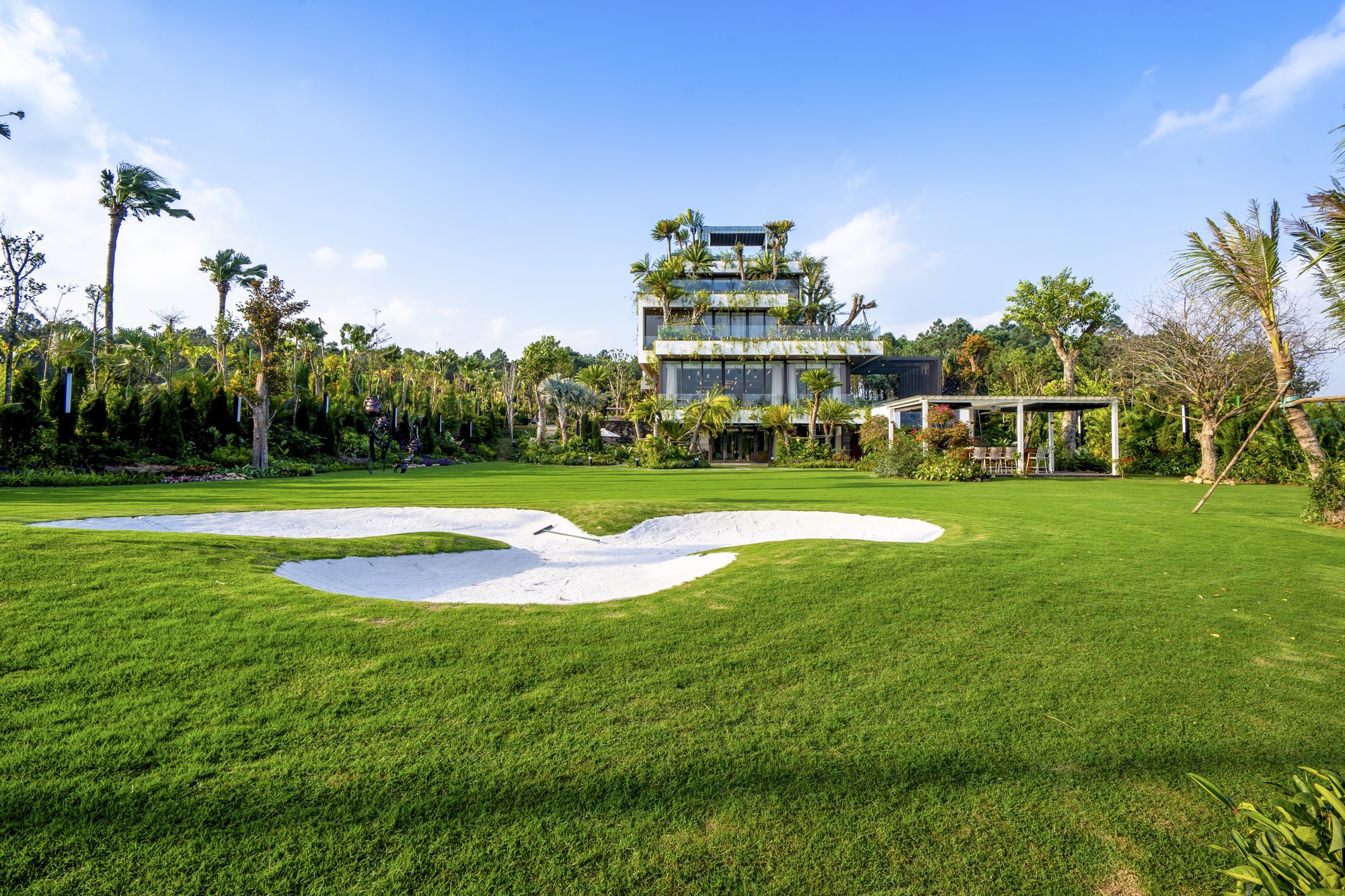 Gallery of Legend Mansion Villa / Flamingo Architecture - 18