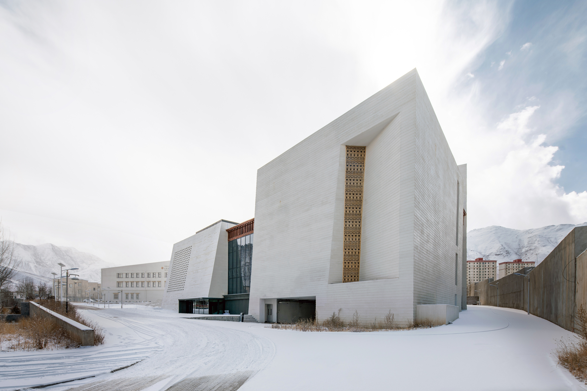 Gallery of Tibetan Thangka Art Museum / AND Studio - 24