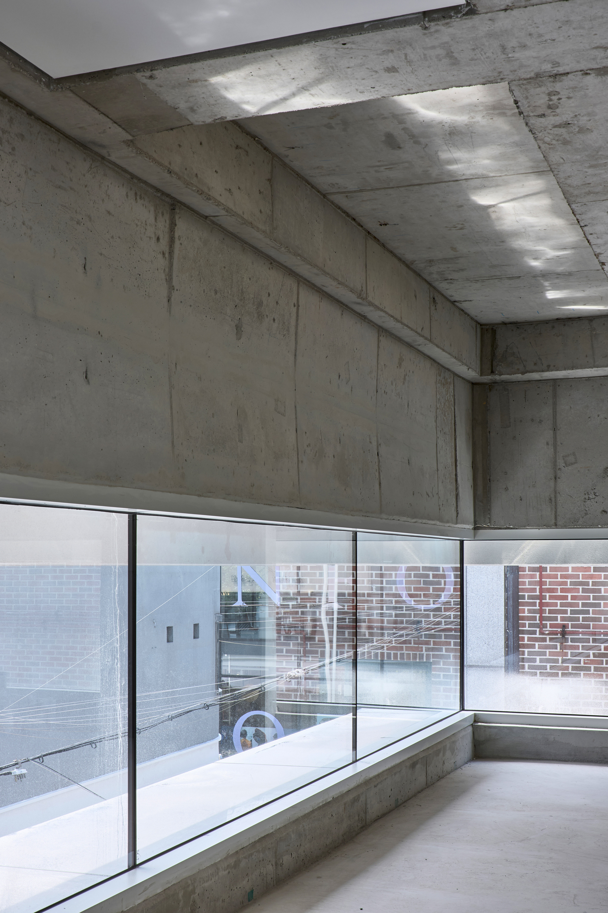 Gallery of Sinsa-dong Mix-use Building / a round architects - 13
